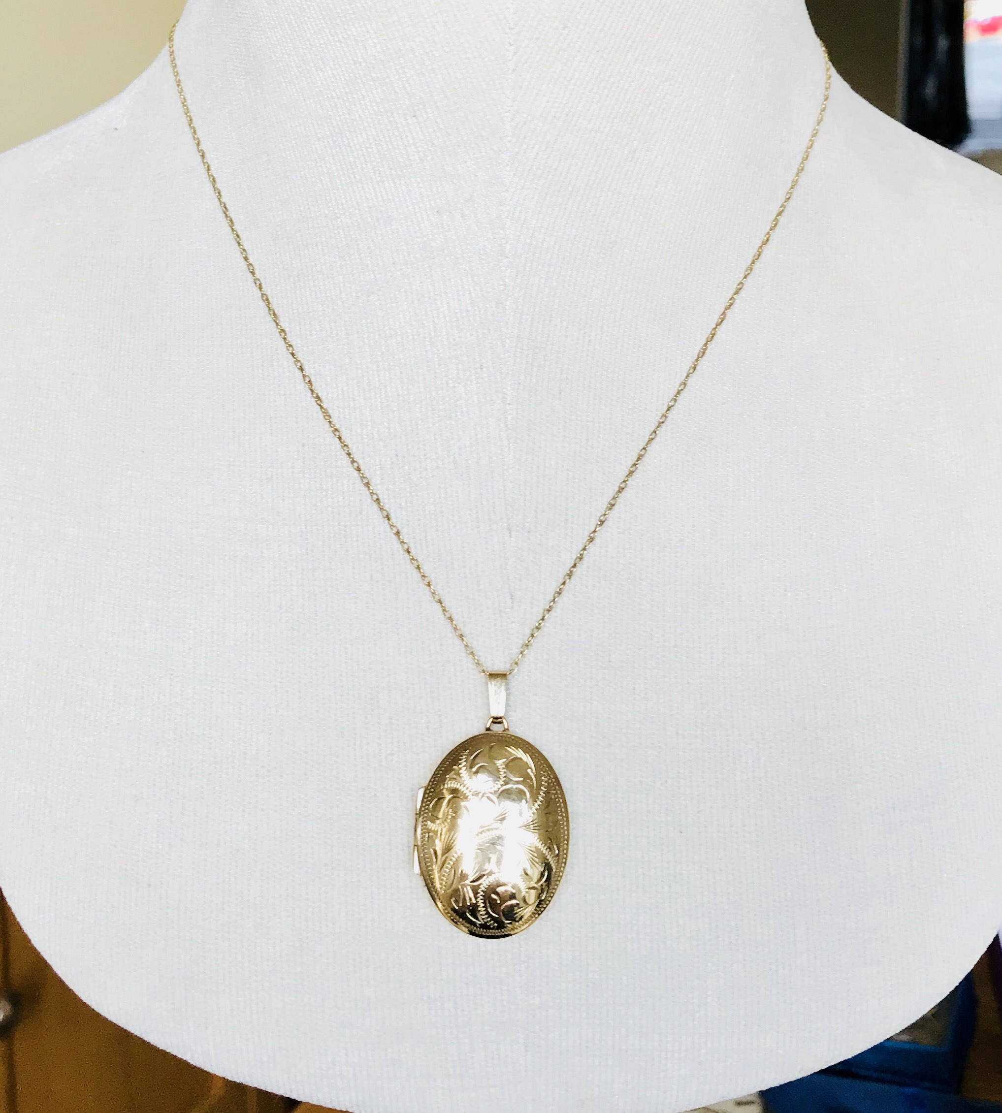 Lovely engraved vintage 9ct gold locket and chain - Birmingham 1968