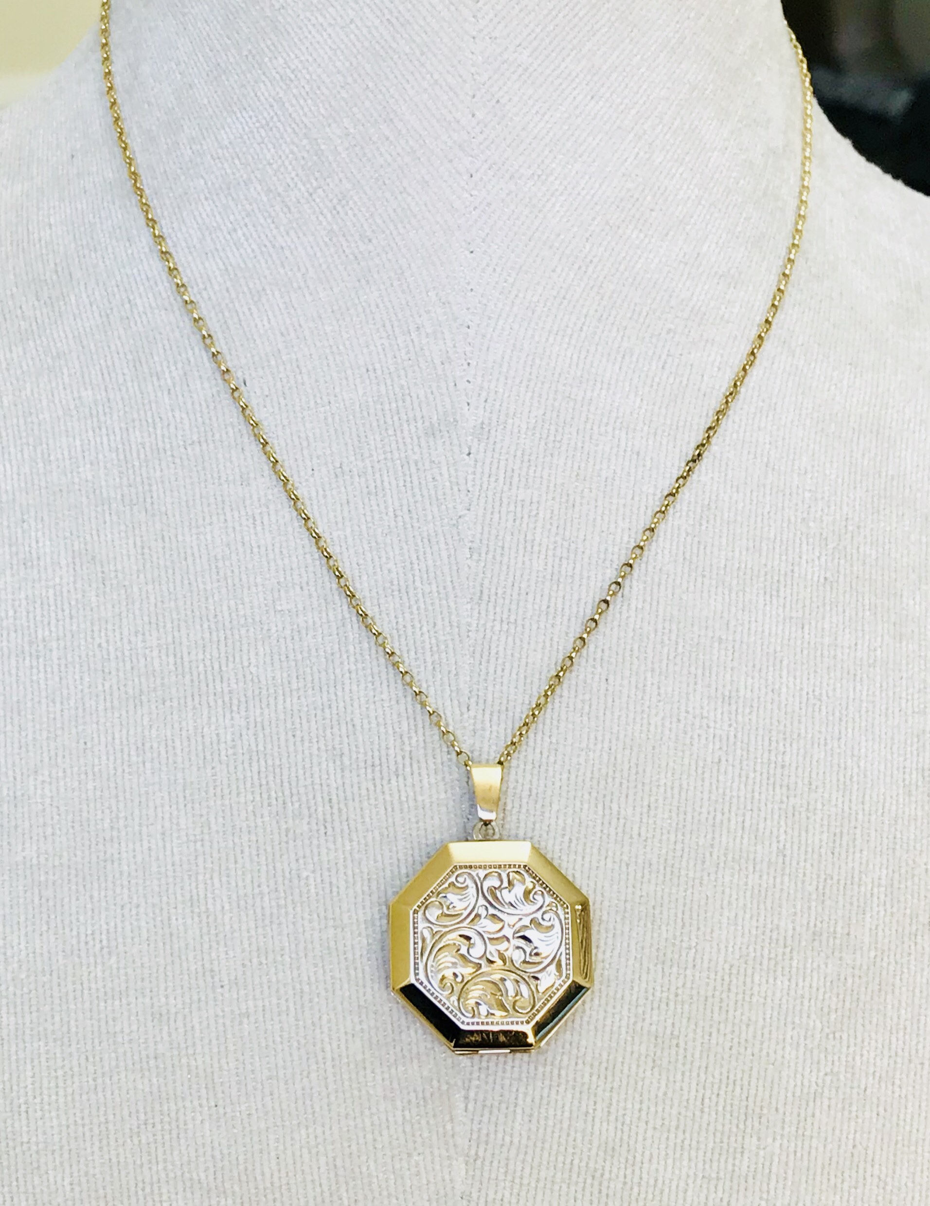 Superb vintage 9ct yellow gold octagonal locket and 22 inch chain