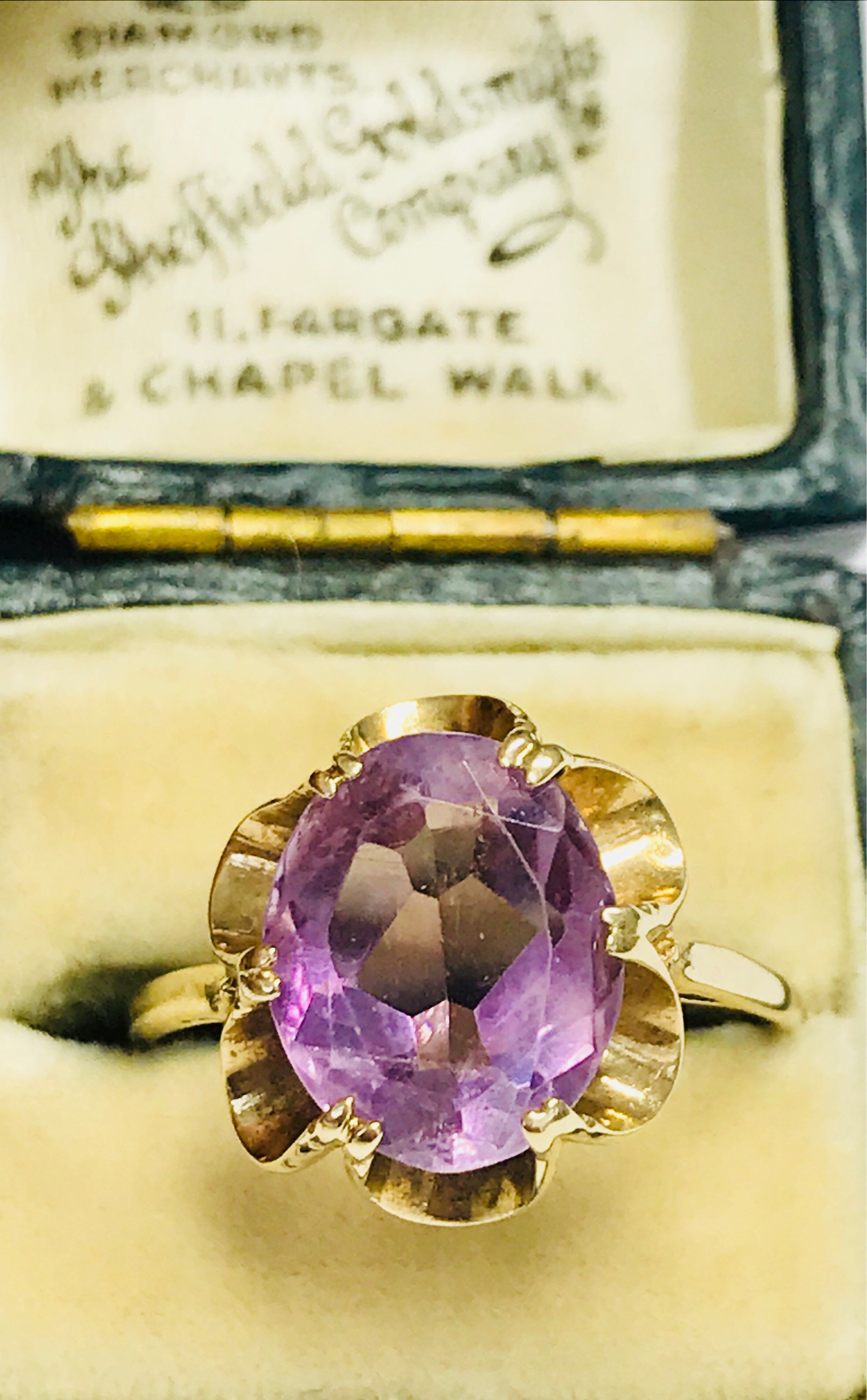 Superb vintage 9ct yellow gold Amethyst solitaire ring - hallmarked London 1974