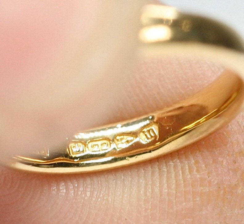 Antique 22ct gold wedding ring - hallmarked Chester 1937 - size H or US 4