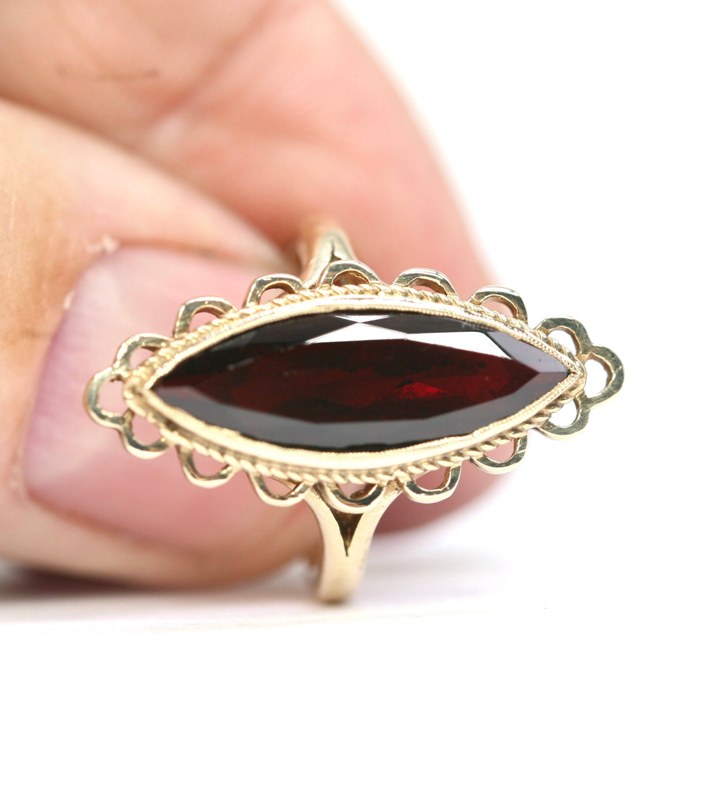 Reserved***awaiting deposit***Stunning vintage 9ct gold Garnet ring ...