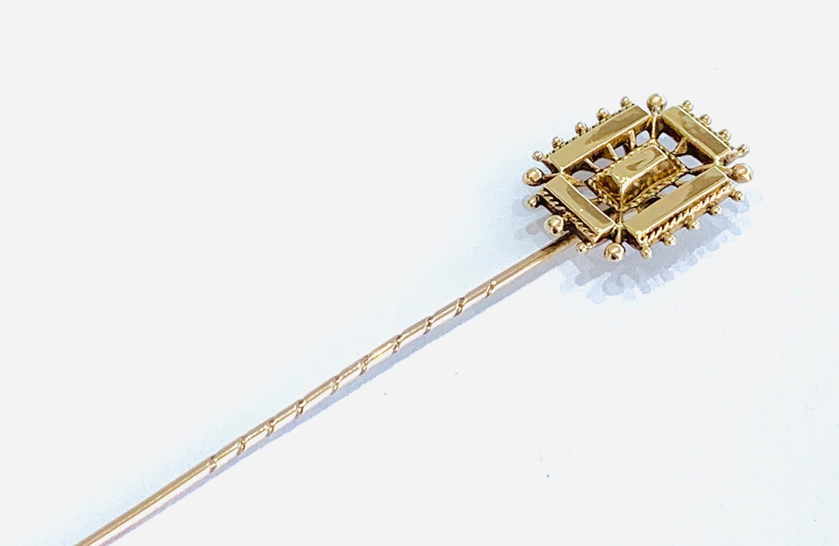 Antique 9ct yellow gold stick / tie / lapel pin - fully hallmarked Antique 9ct yellow gold stick / tie / lapel pin - fully hallmarked