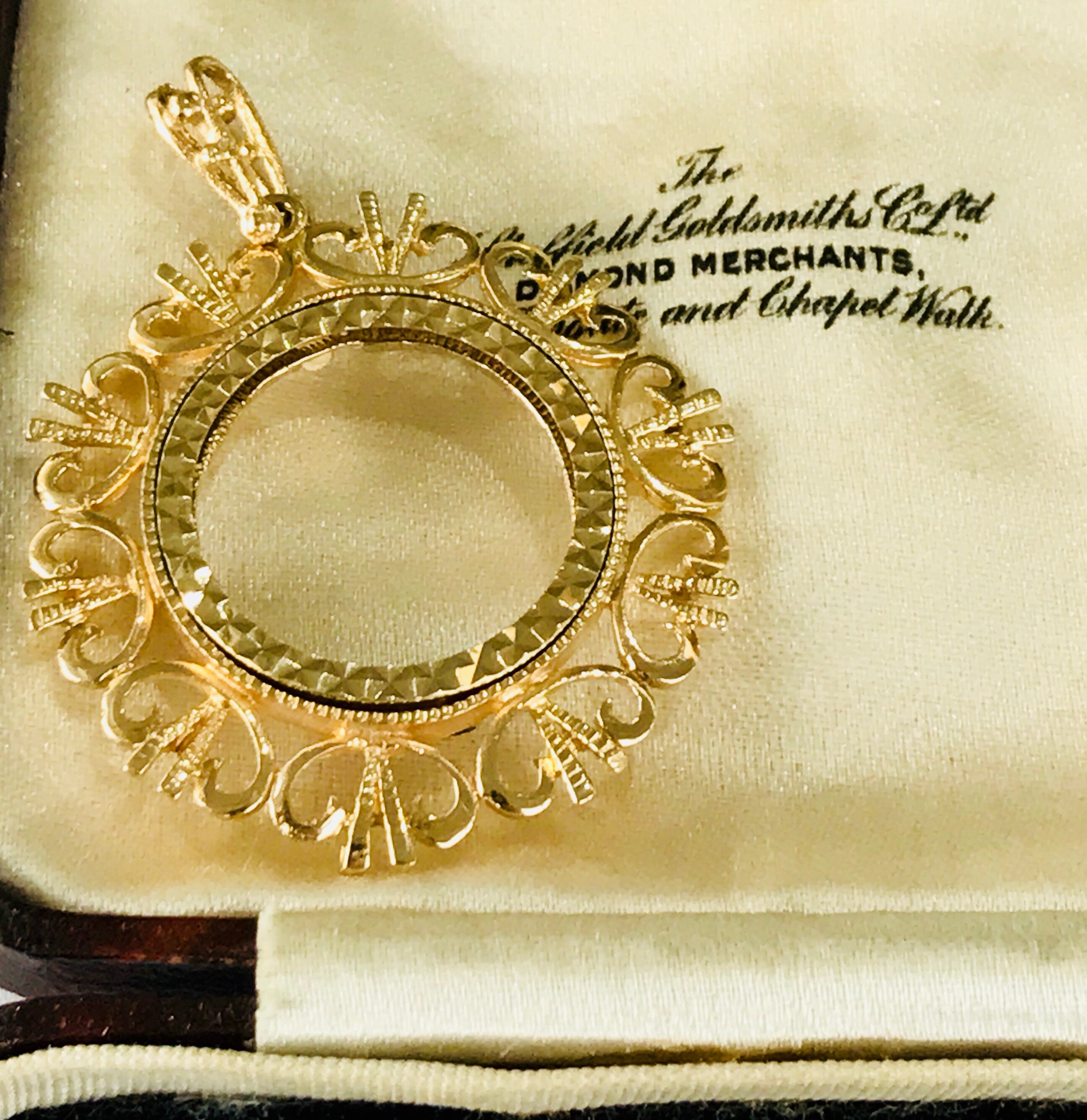 Stunning ornate vintage 9ct yellow gold Sovereign mount pendant ...