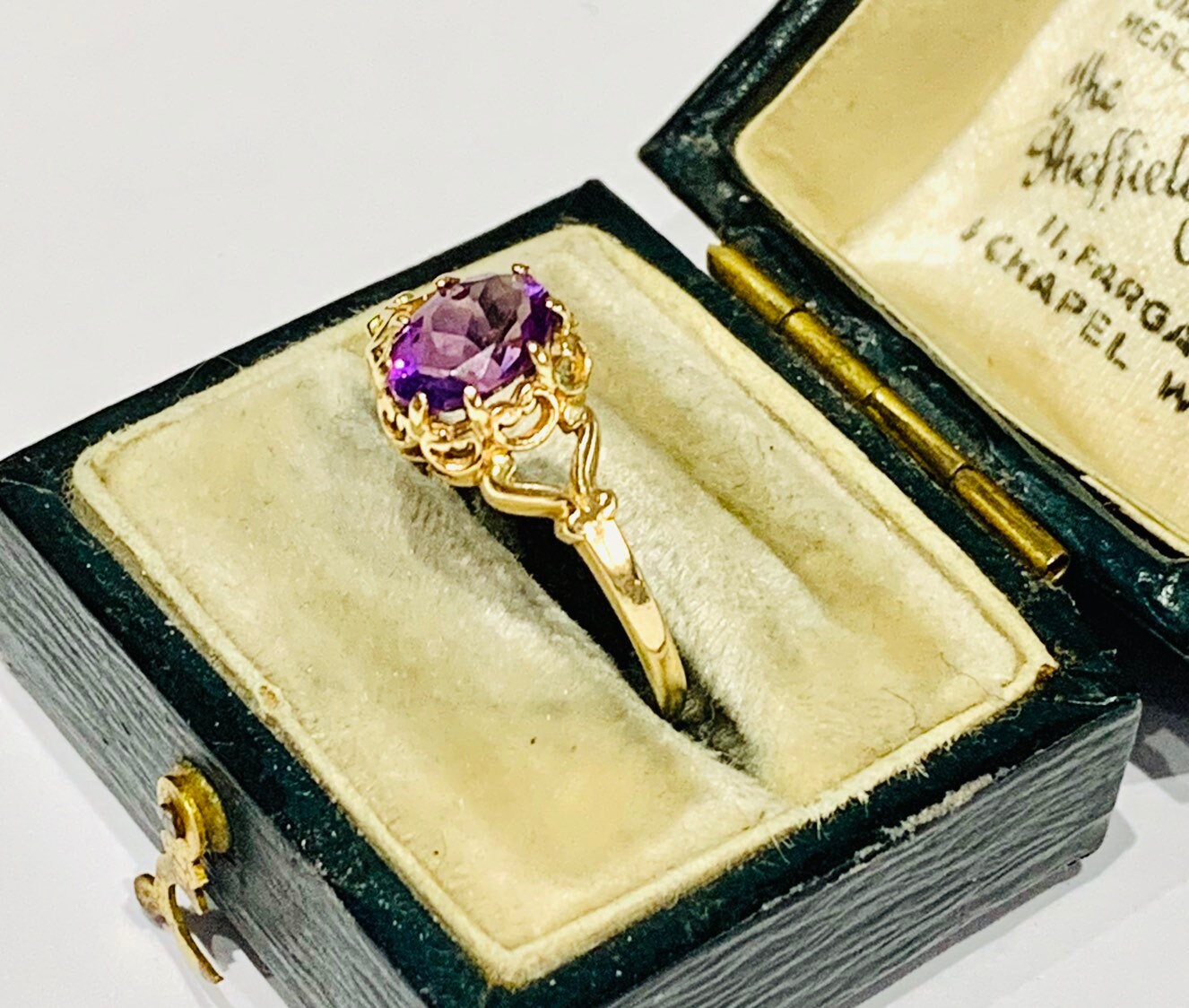Stunning vintage 9ct yellow gold Amethyst solitaire ring - hallmarked London 1993 - size N 1/2 ...