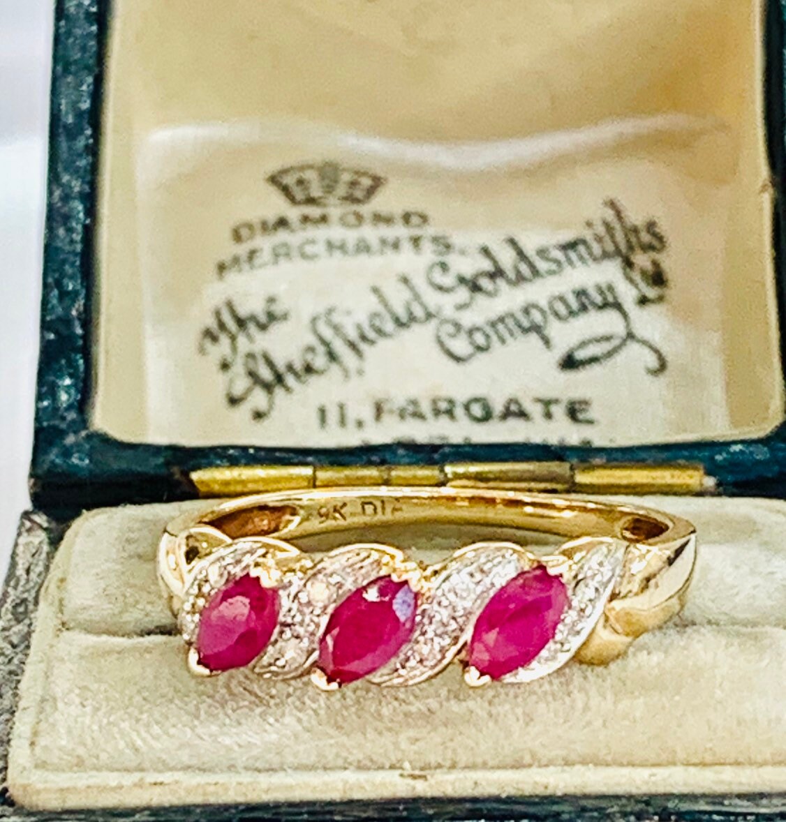 Superb sparkling vintage 9ct gold Ruby and Diamond ring - fully hallmarked