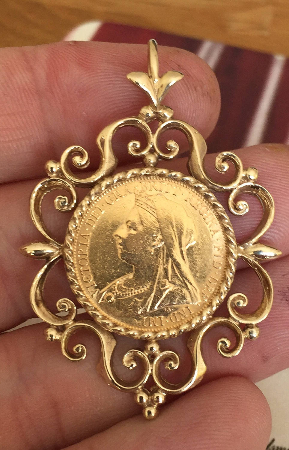 Superb large vintage 9ct gold Sovereign mount - Birmingham 1976