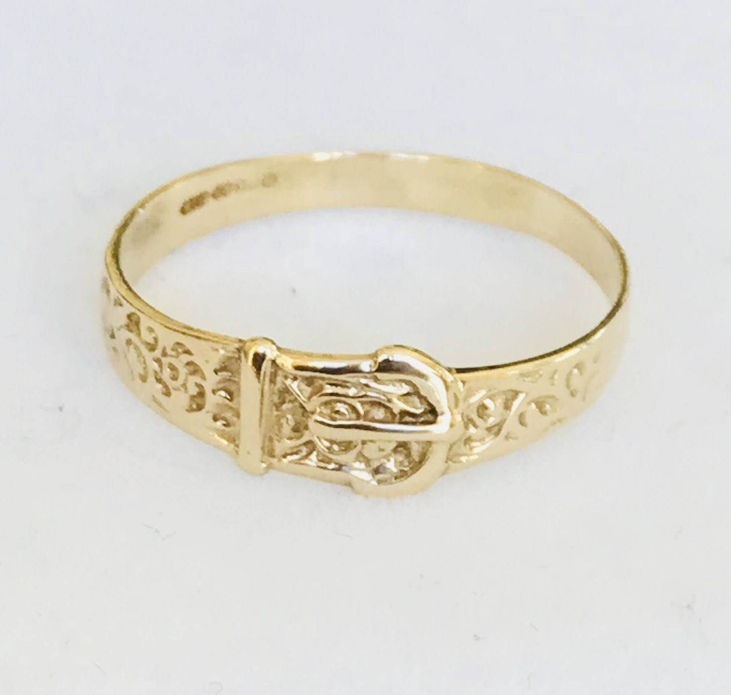 Stunning vintage 9ct yellow gold buckle ring - fully hallmarked
