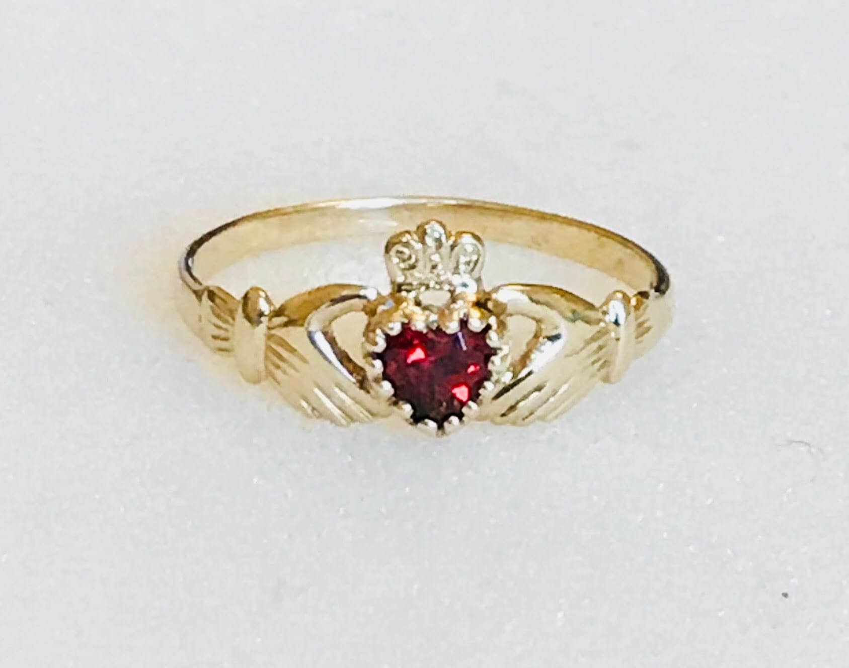 Stunning vintage 9ct gold garnet Claddagh ring - fully hallmarked