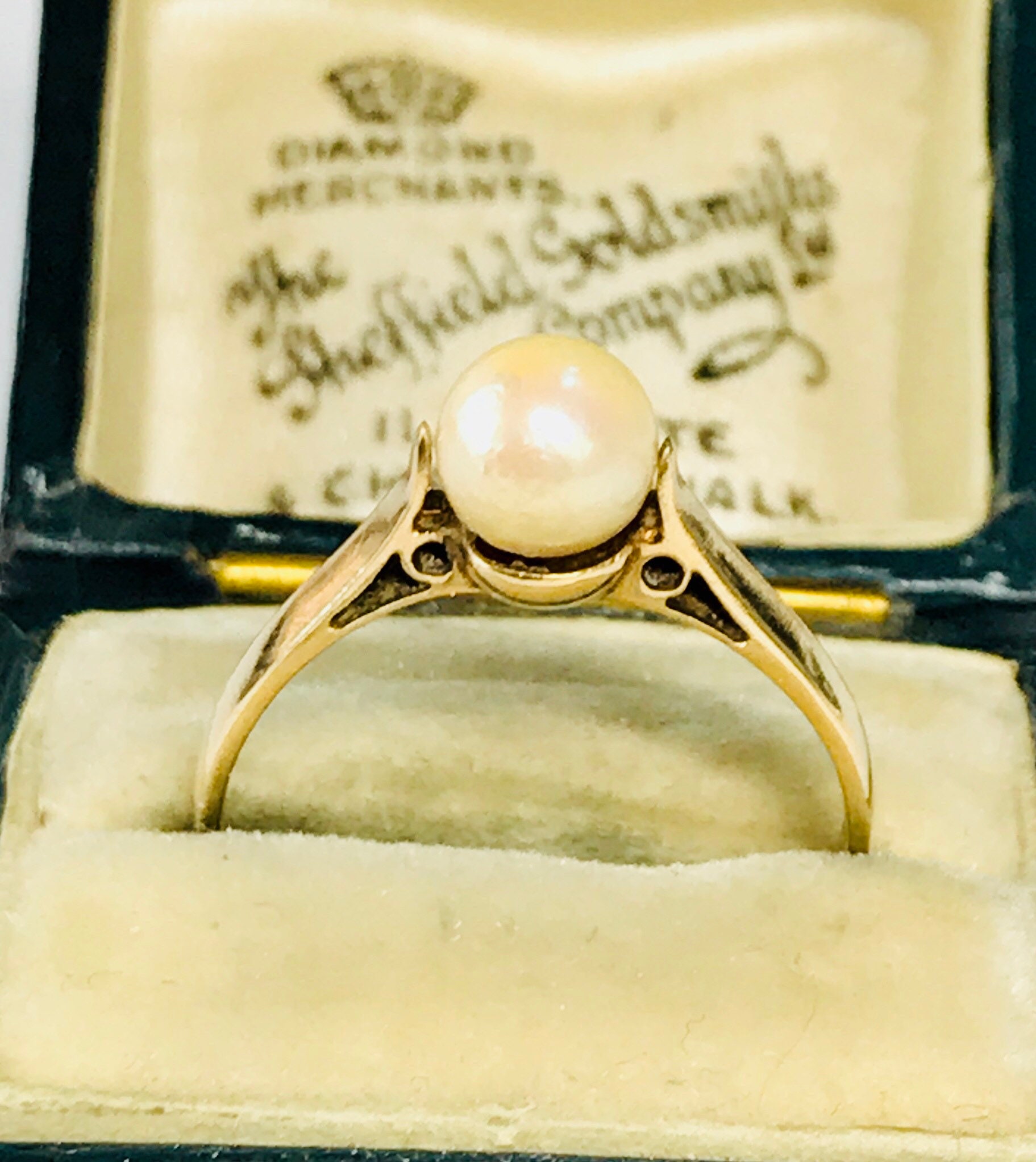 Stunning vintage 9ct yellow gold Pearl ring Stunning vintage 9ct yellow gold Pearl ring
