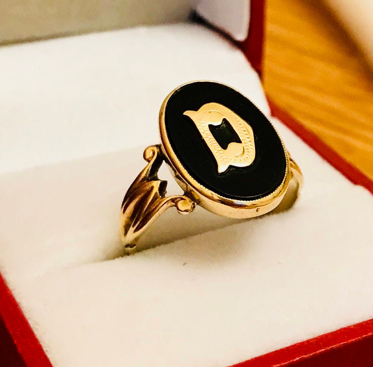 Superb vintage 9ct yellow gold D initial signet ring - London 1955
