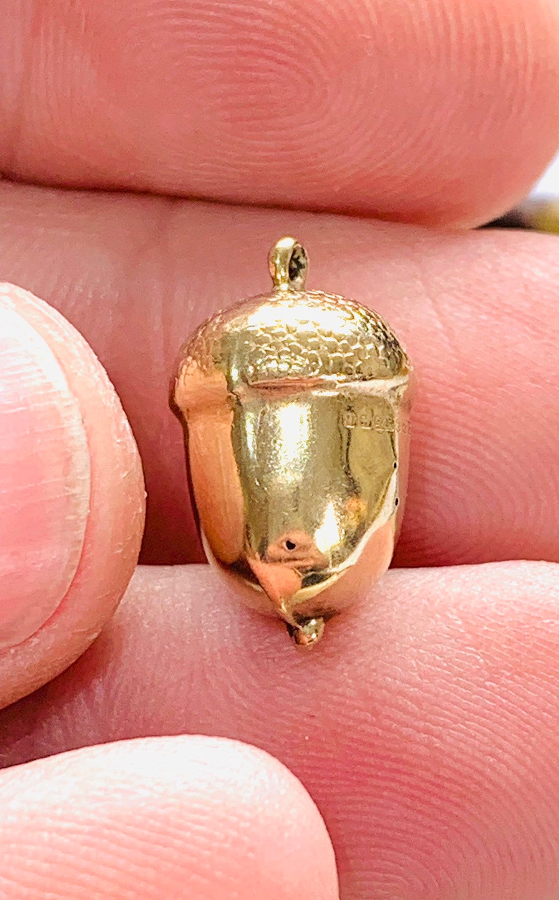 Vintage 9ct gold Acorn charm - hallmarked Birmingham 1969