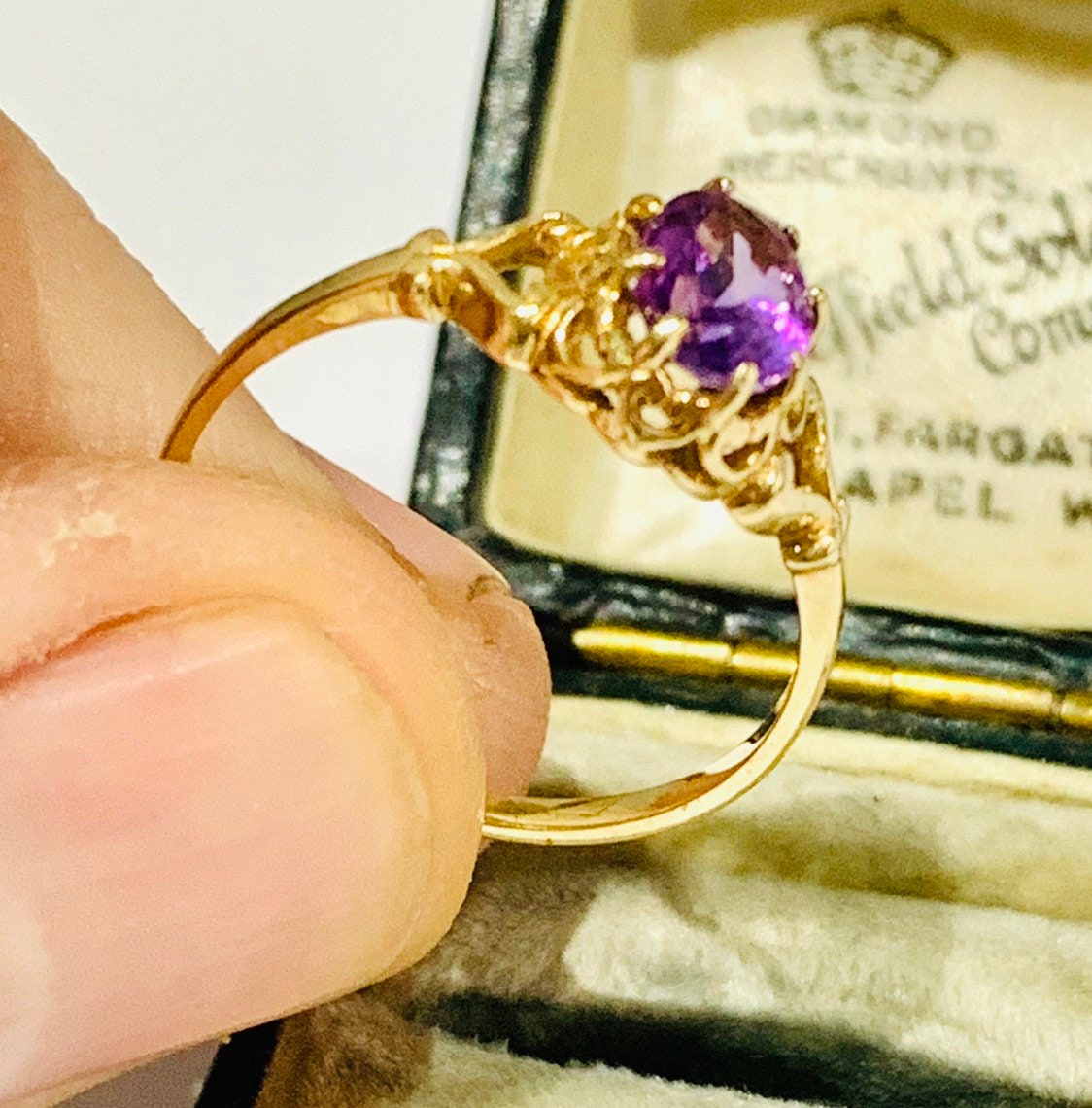 Stunning vintage 9ct yellow gold Amethyst solitaire ring - hallmarked London 1993 - size N 1/2 ...