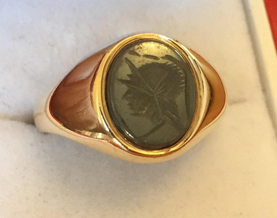 Men's heavy vintage 9ct gold Roman Centurion signet ring - 5.8gms
