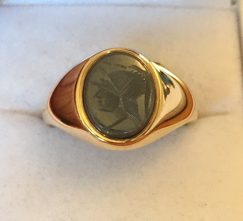 Men's heavy vintage 9ct gold Roman Centurion signet ring - 5.8gms