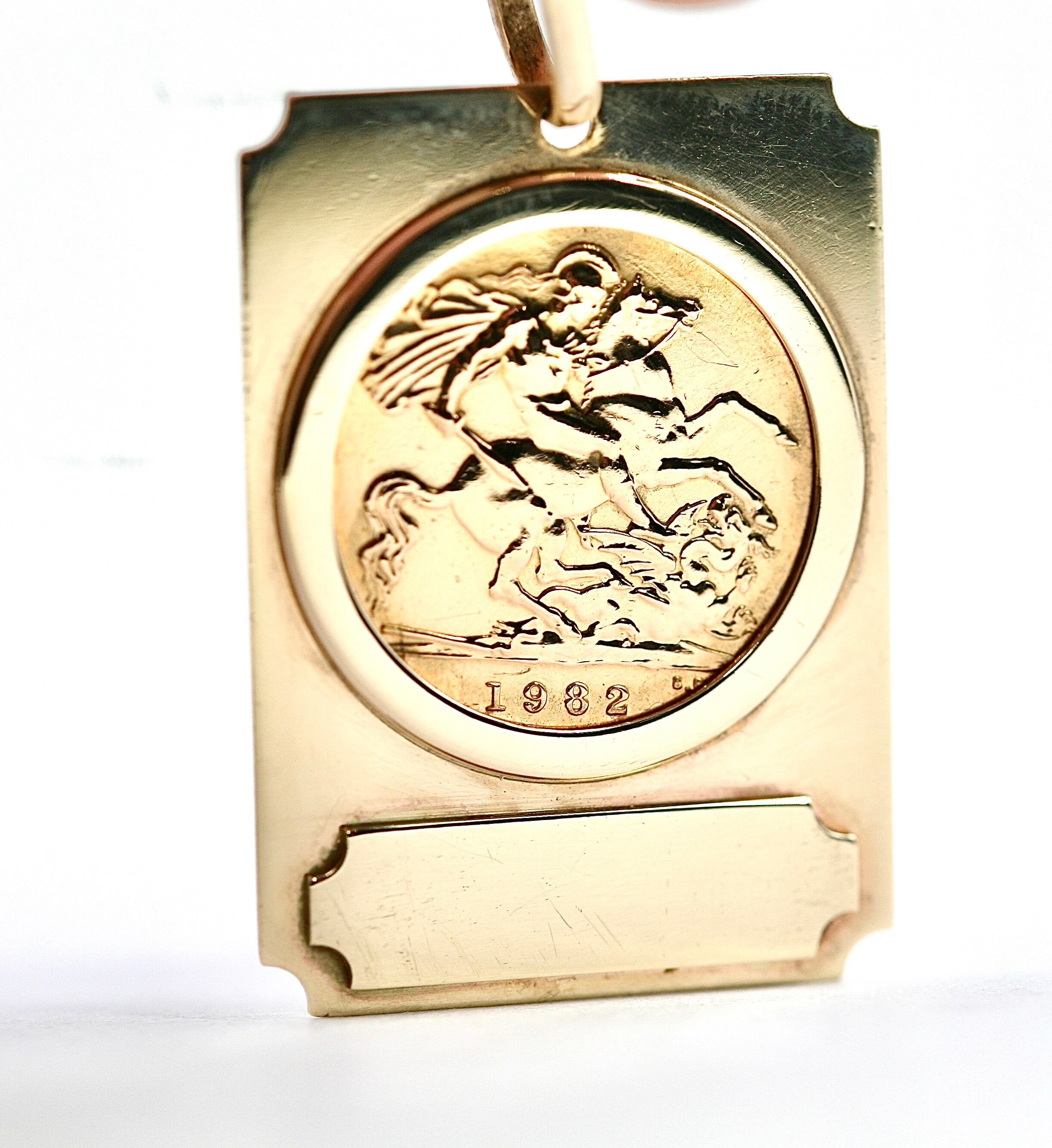 Superb vintage 22ct gold Half Sovereign pendant dated 1982
