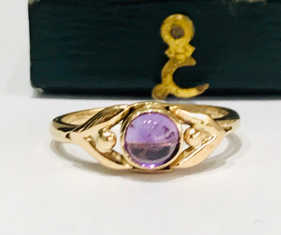 Stunning vintage 9ct gold Amethyst Cabochon solitaire ring - hallmarked Sheffield 1993