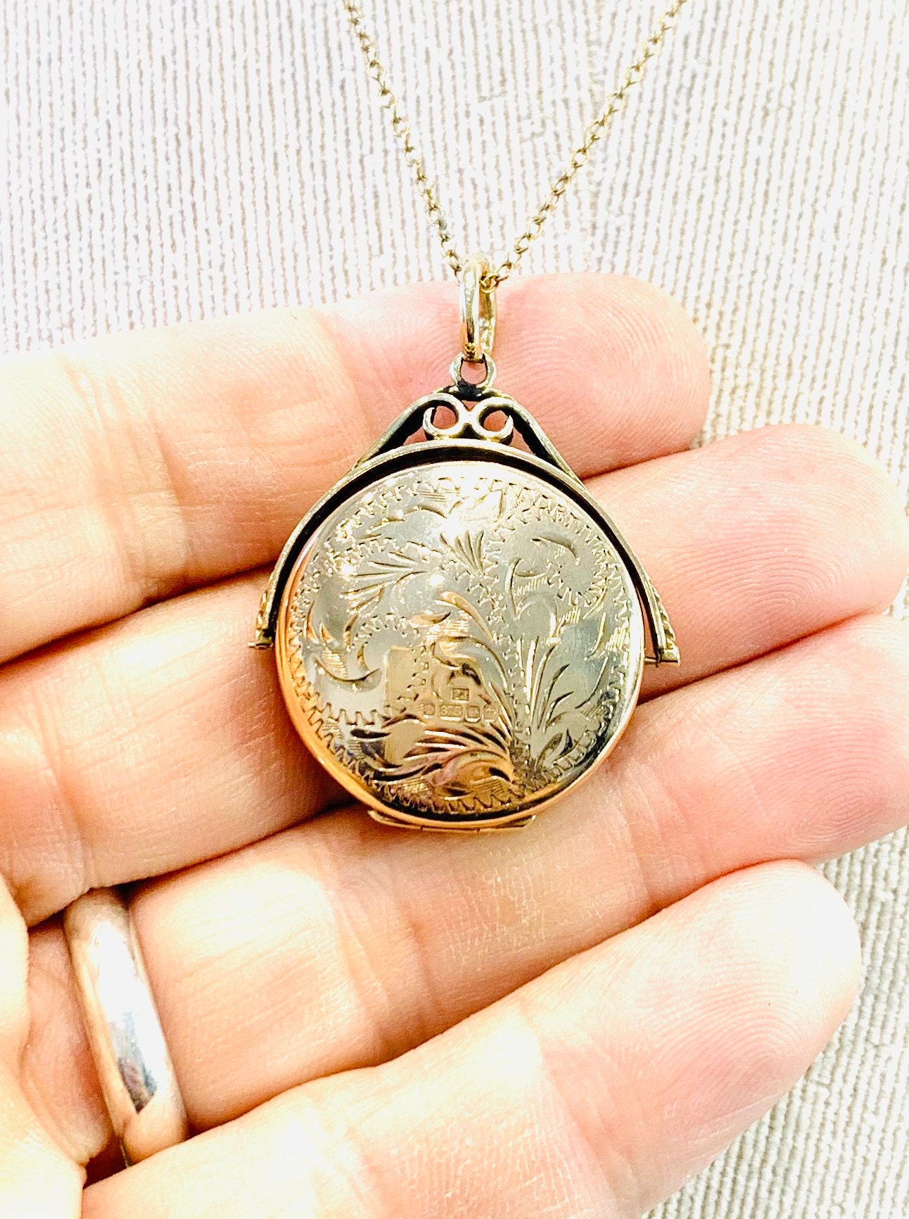 Superb large vintage 9ct yellow gold double picture spinning locket ...