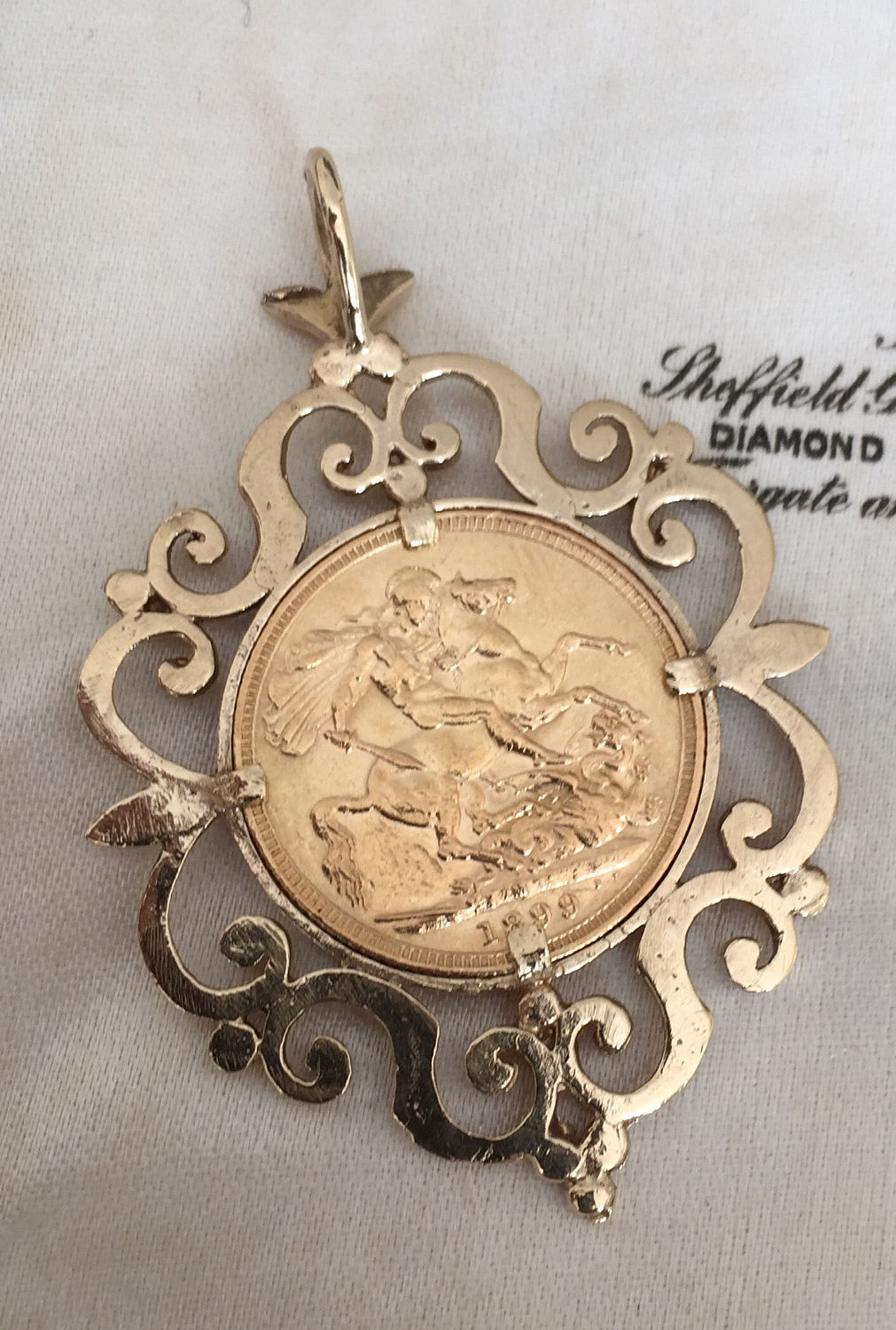 Superb large vintage 9ct gold Sovereign mount - Birmingham 1976