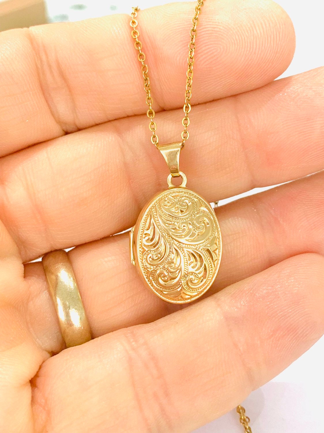 Superb vintage 9ct yellow gold triple picture Locket - fully hallmarked