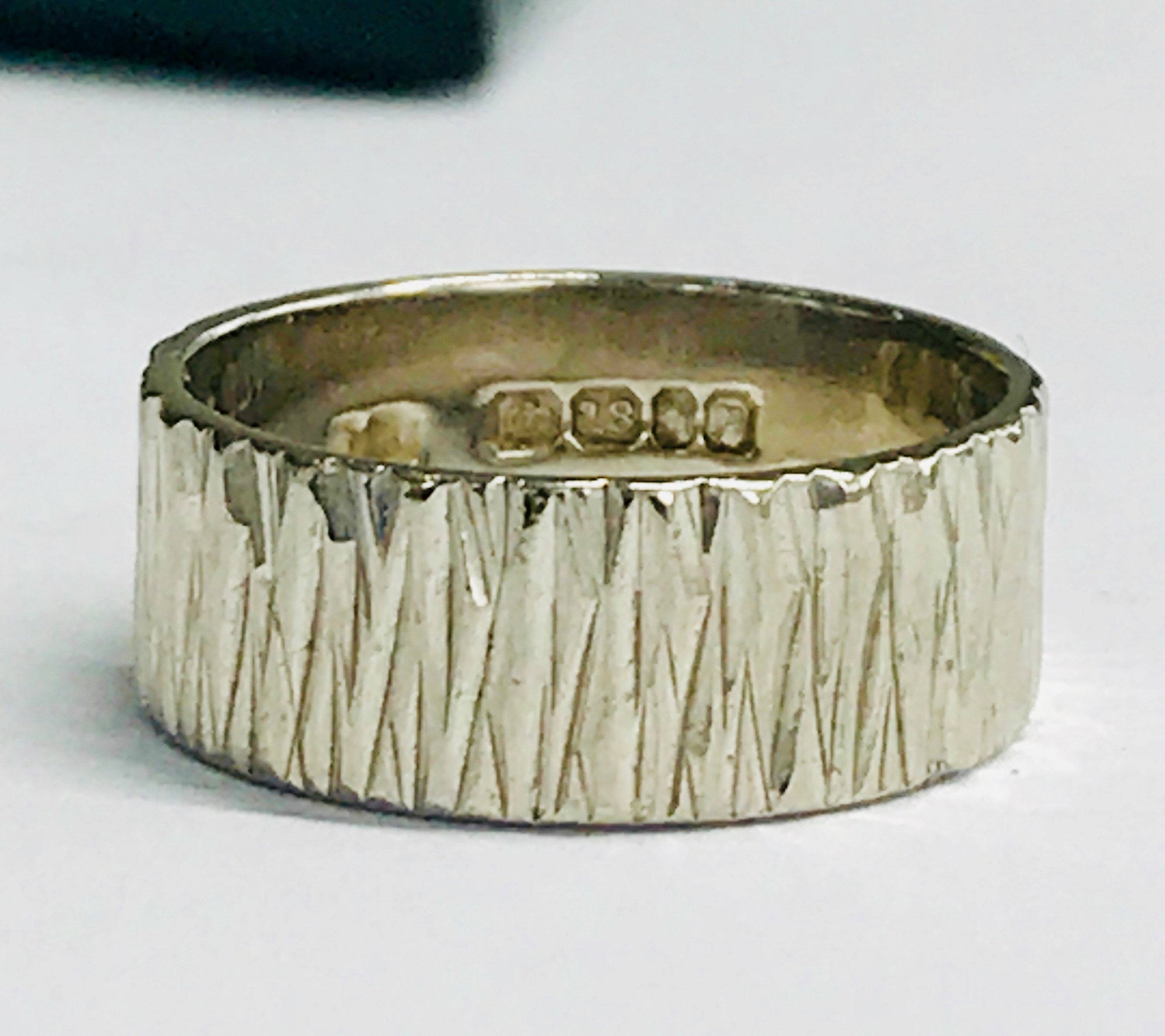 Superb vintage 18ct white gold bark effect wedding ring - hallmarked ...