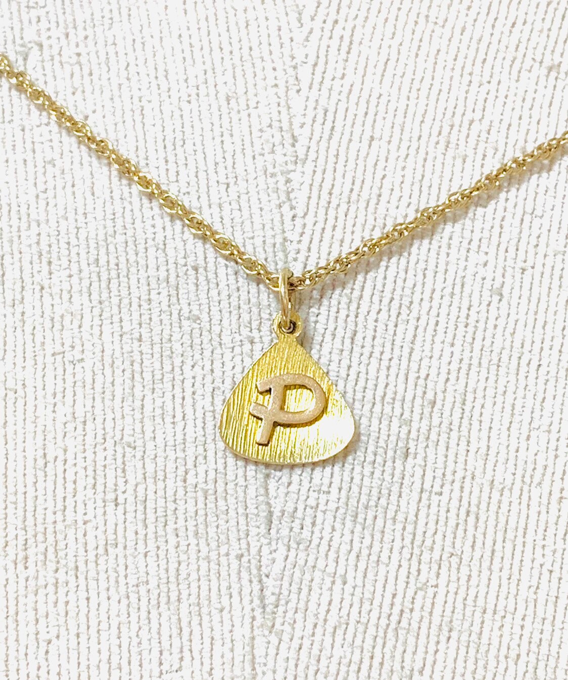 Vintage 18ct yellow gold 'P' pendant / charm