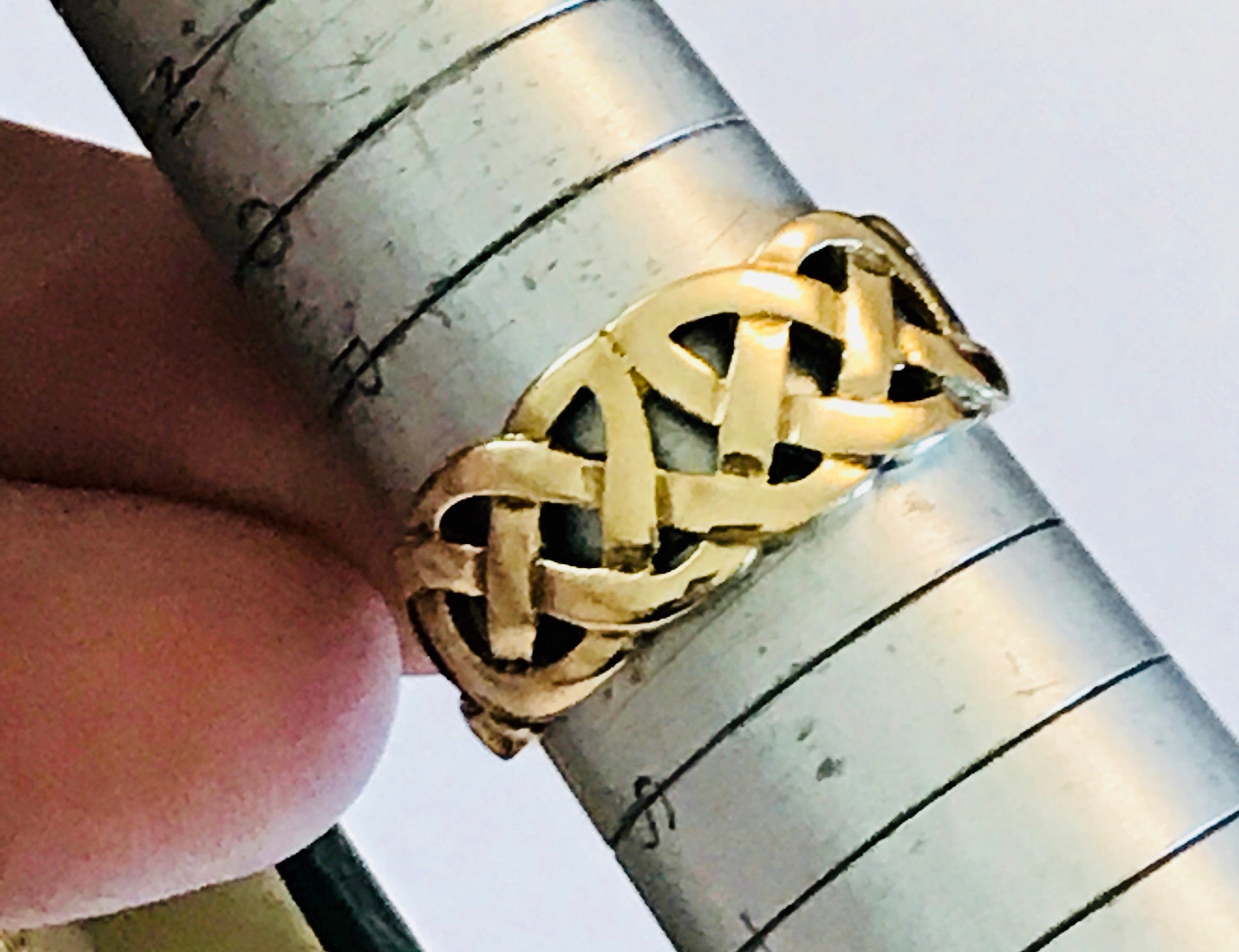 Vintage 9ct gold Celtic pattern ring - fully hallmarked