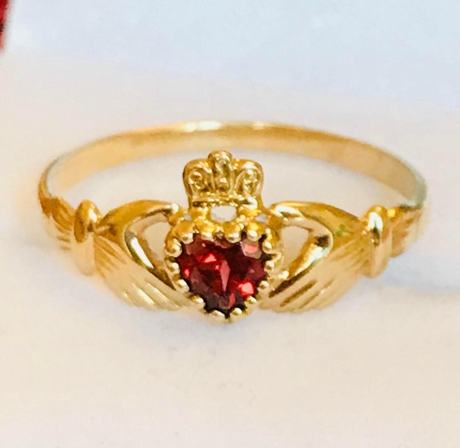 Stunning vintage 9ct gold garnet Claddagh ring - fully hallmarked