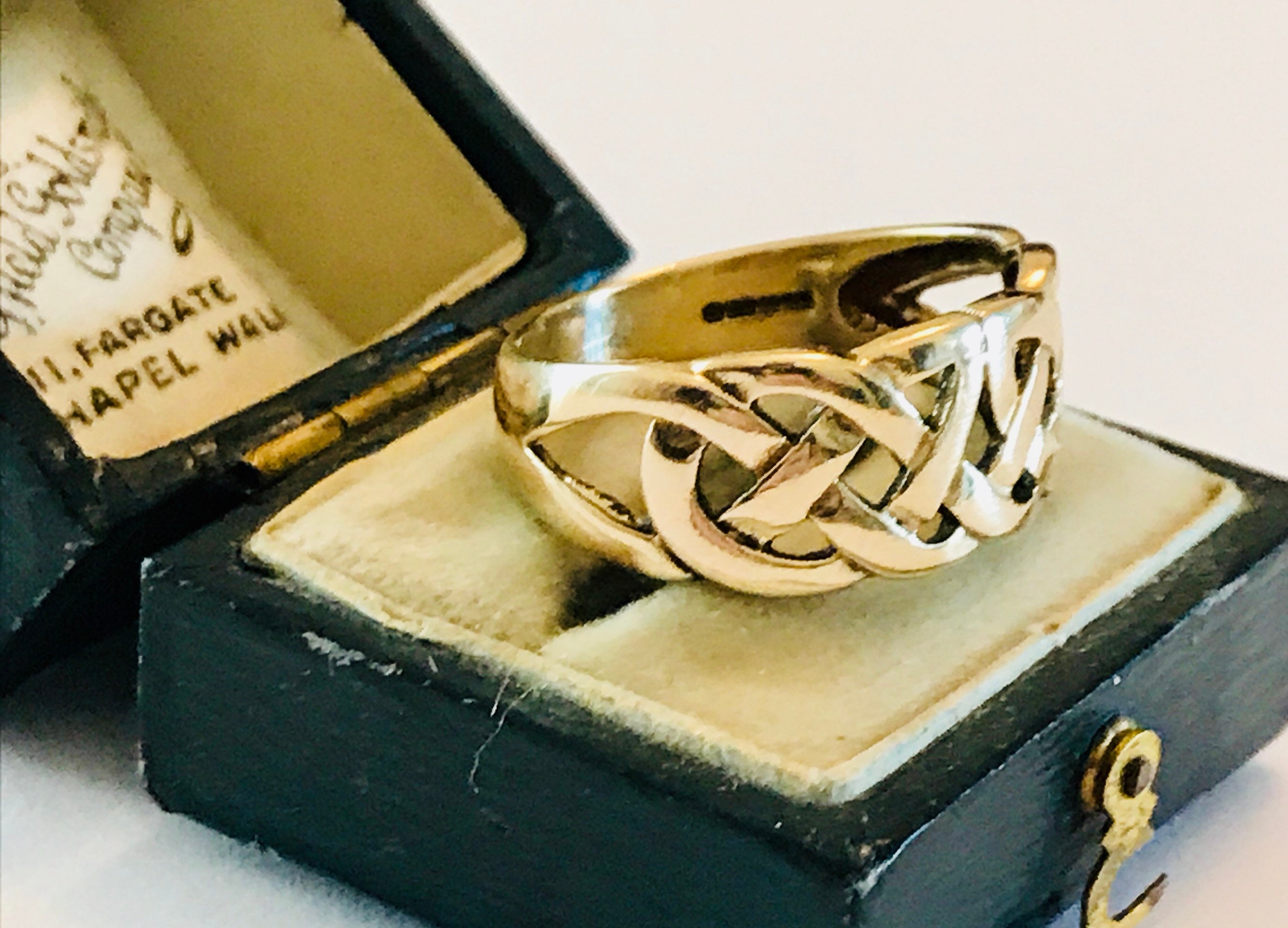 Vintage 9ct gold Celtic pattern ring - fully hallmarked