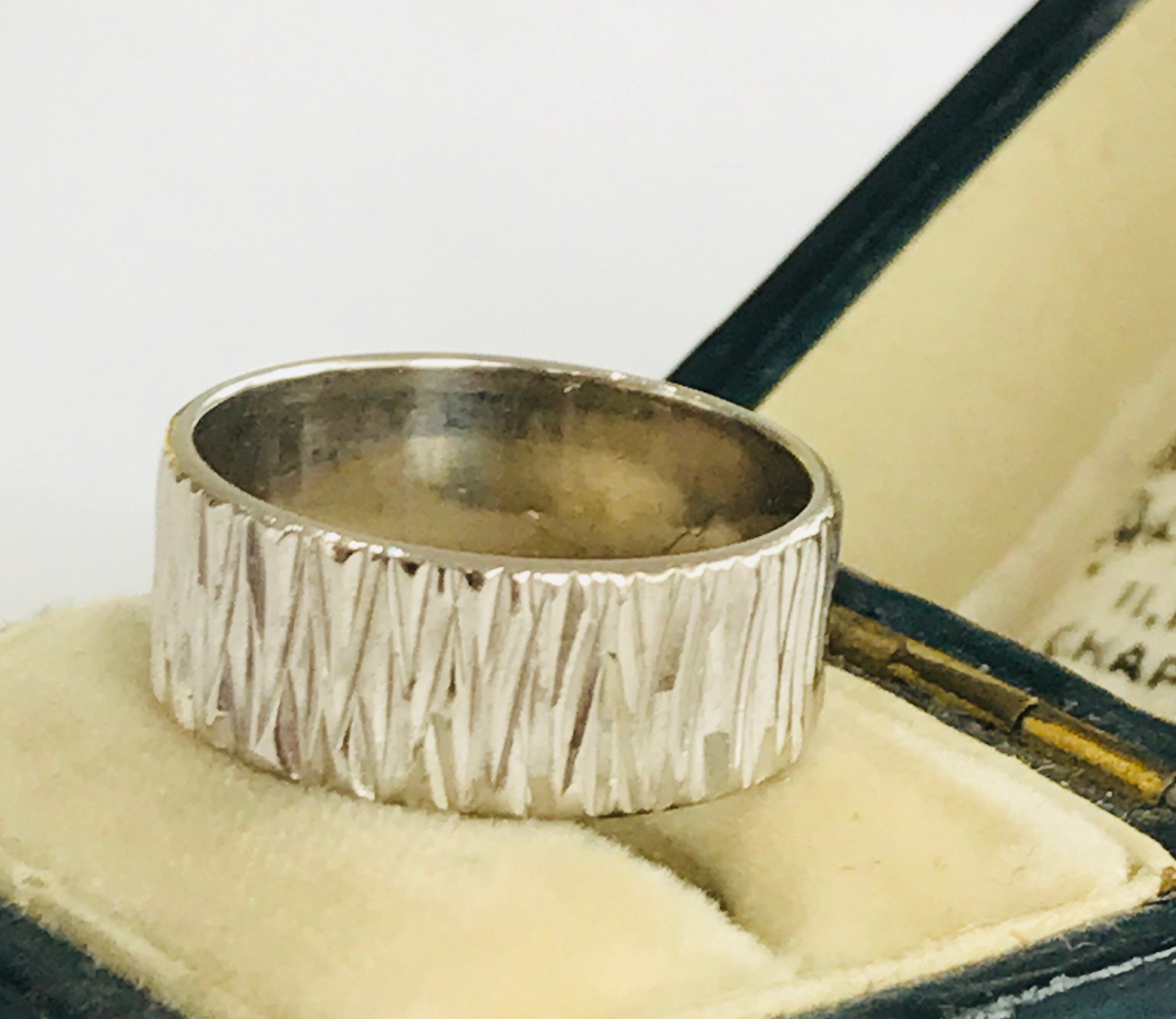 Superb vintage 18ct white gold bark effect wedding ring - hallmarked ...