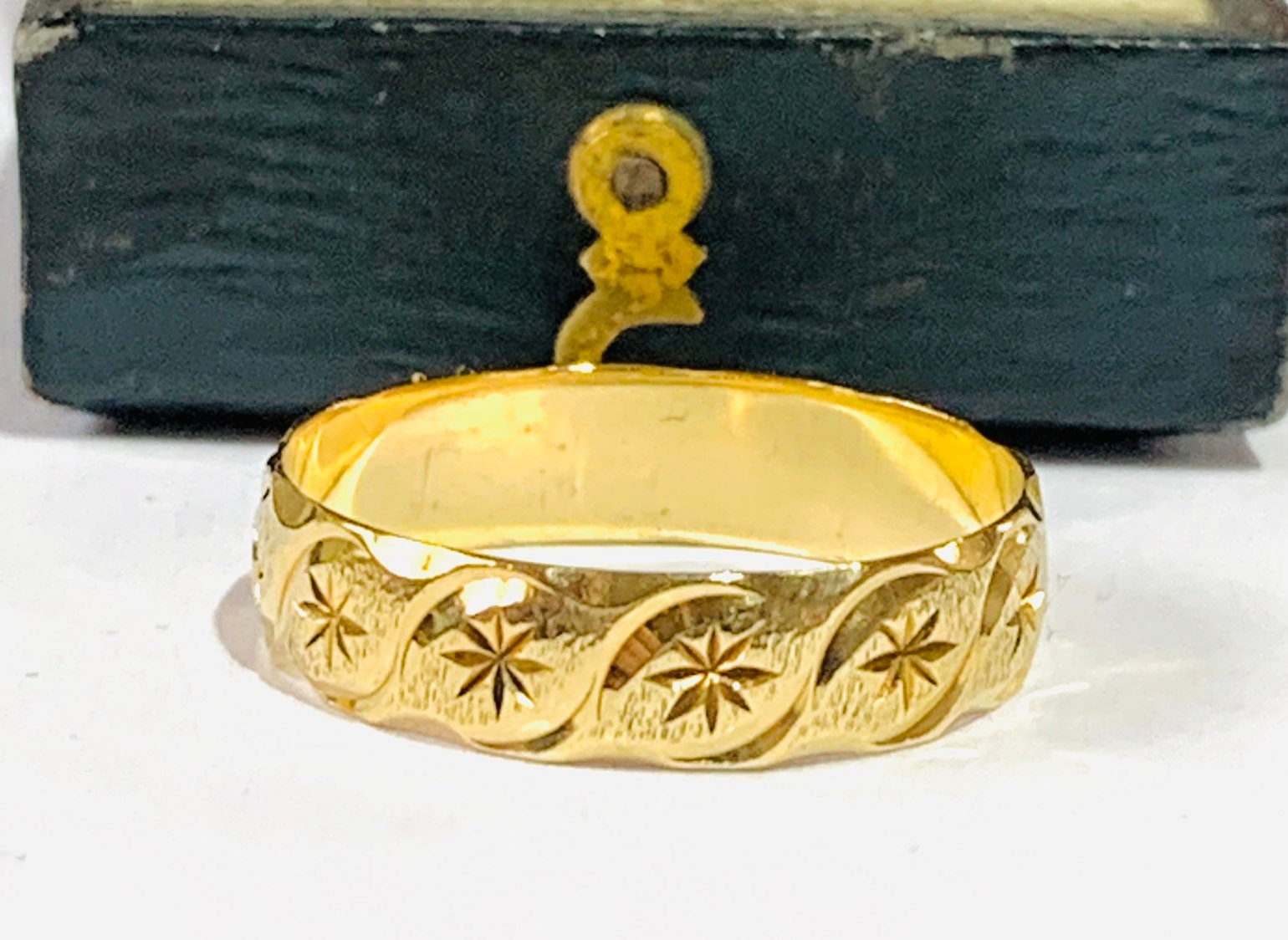 Stunning vintage 18ct gold patterned wedding ring - hallmarked London 1991