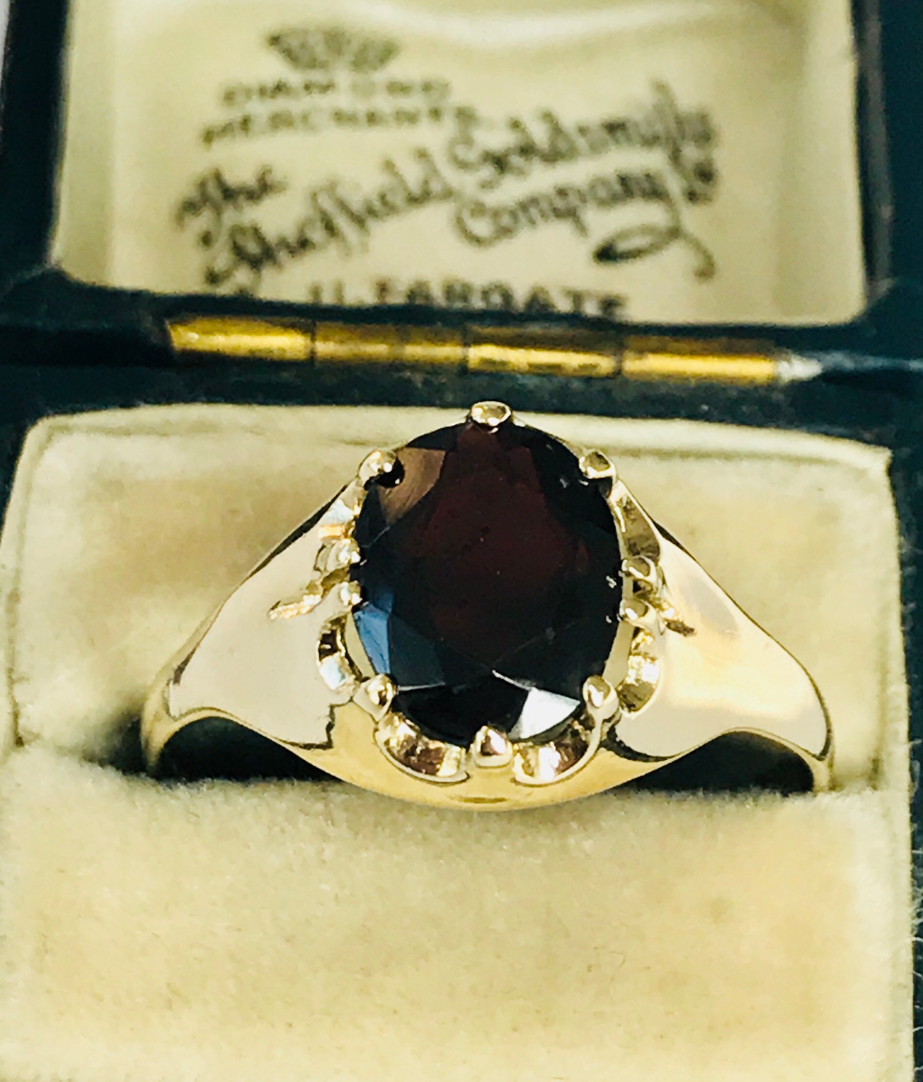 Stunning vintage 9ct yellow gold Men's Garnet gypsy ring - fully hallmarked
