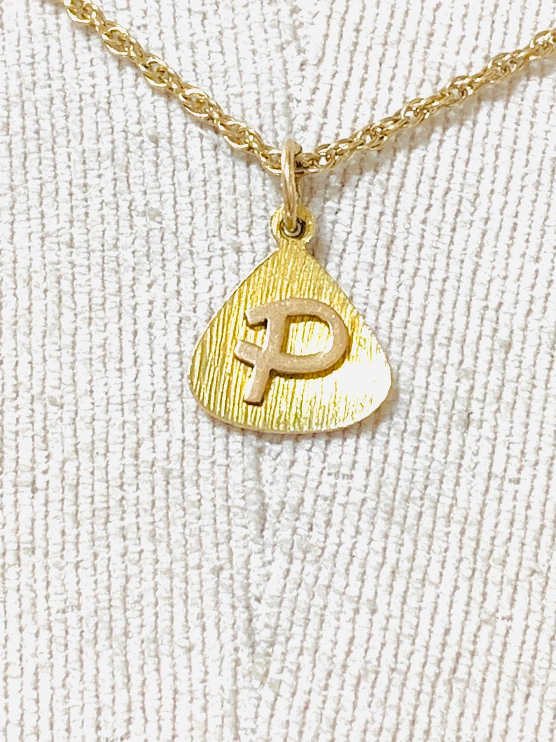 Vintage 18ct yellow gold 'P' pendant / charm