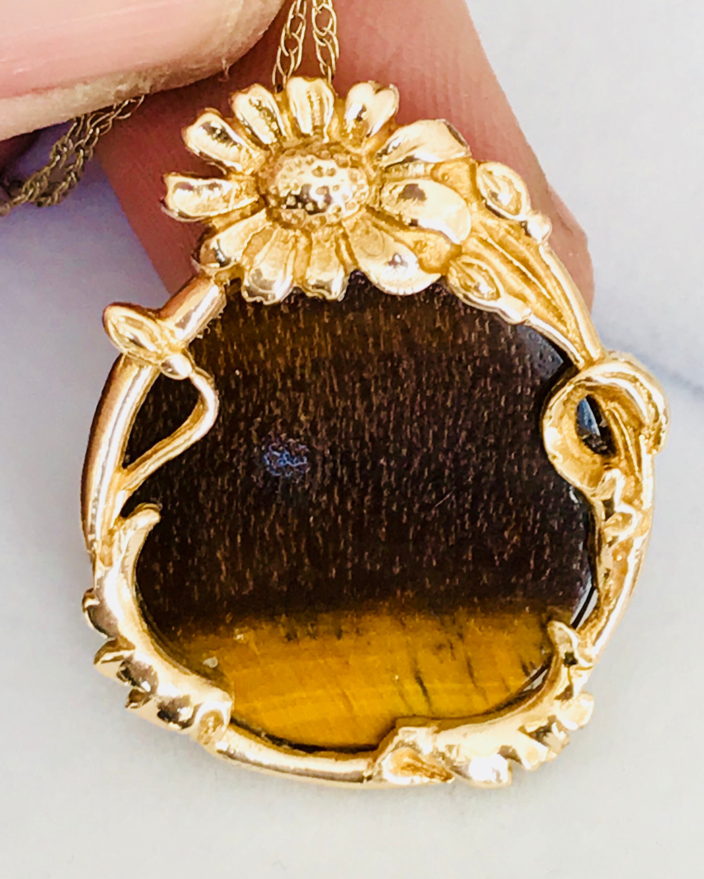 Fabulous vintage 9ct yellow gold Tigers Eye pendant necklace - London 1978