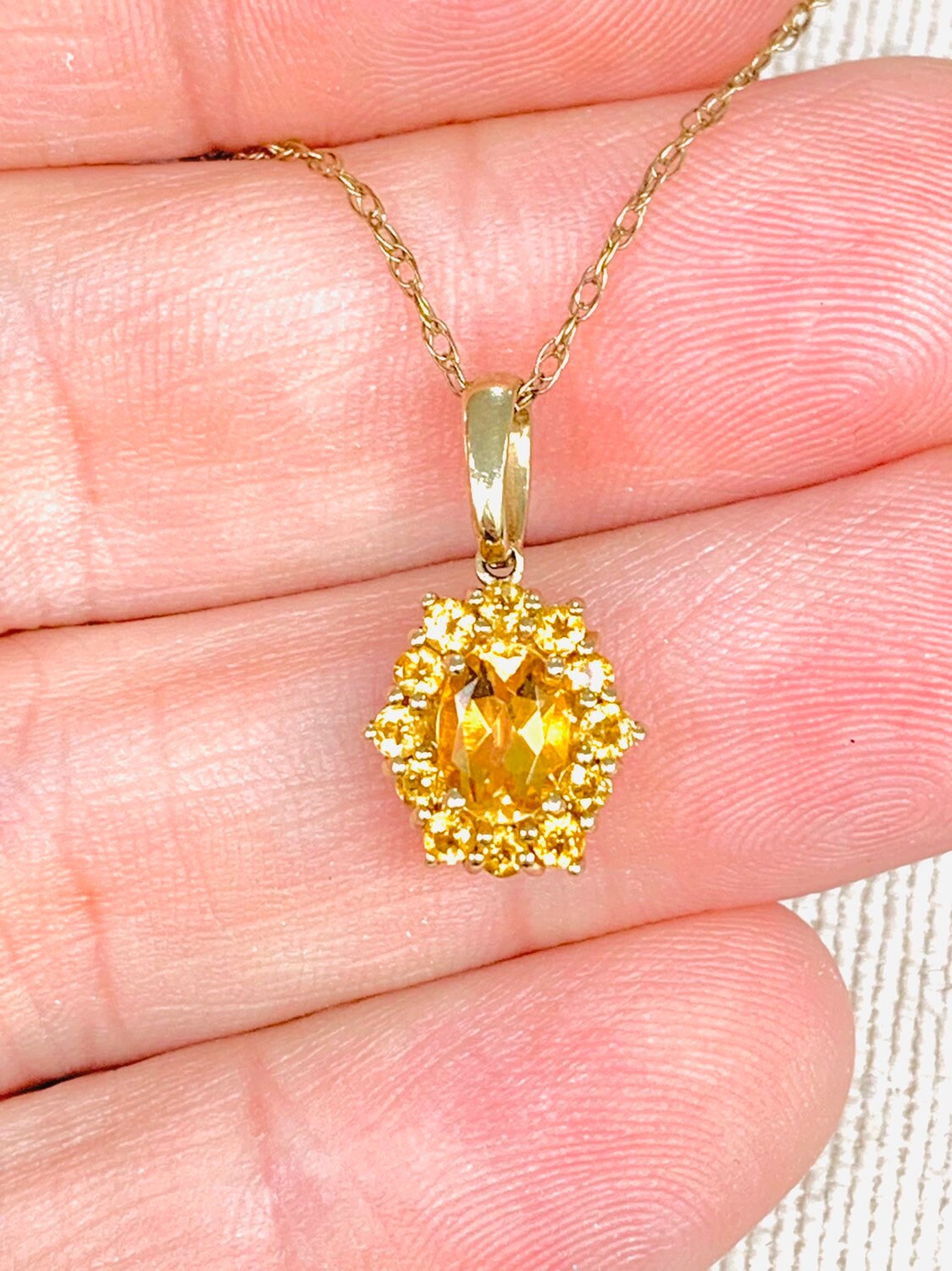 Stunning vintage 9ct gold Citrine pendant - fully hallmarked