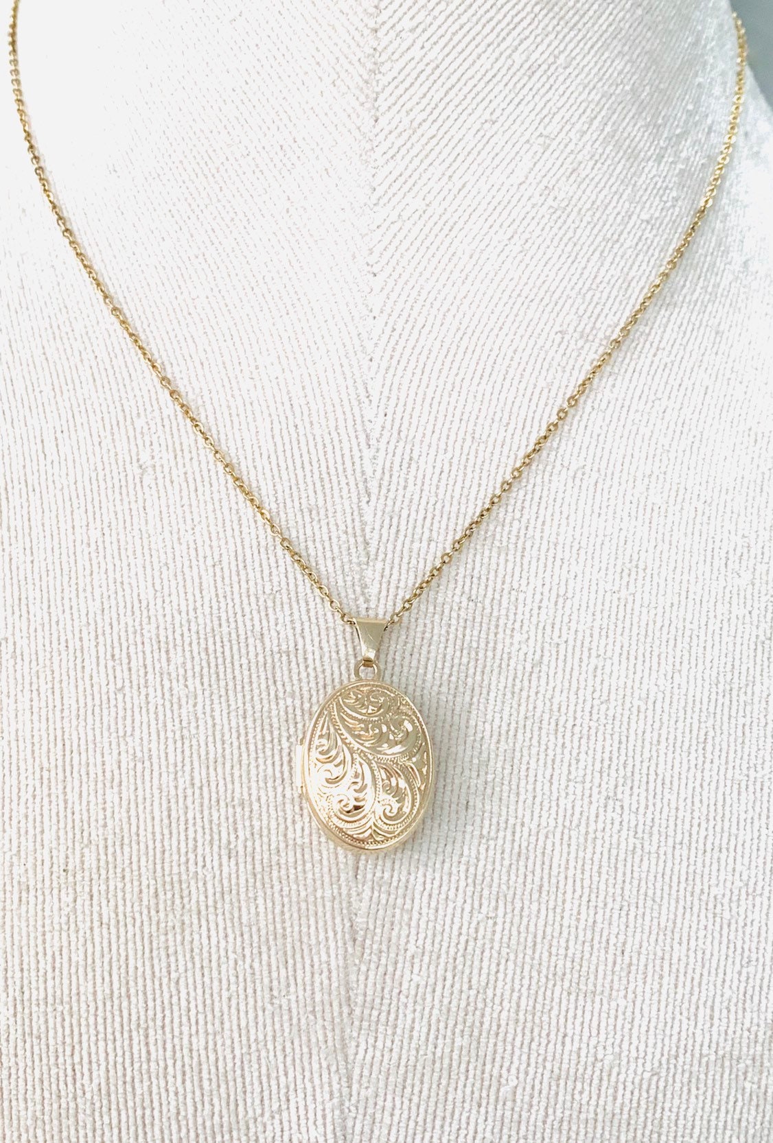 Superb vintage 9ct yellow gold triple picture Locket - fully hallmarked