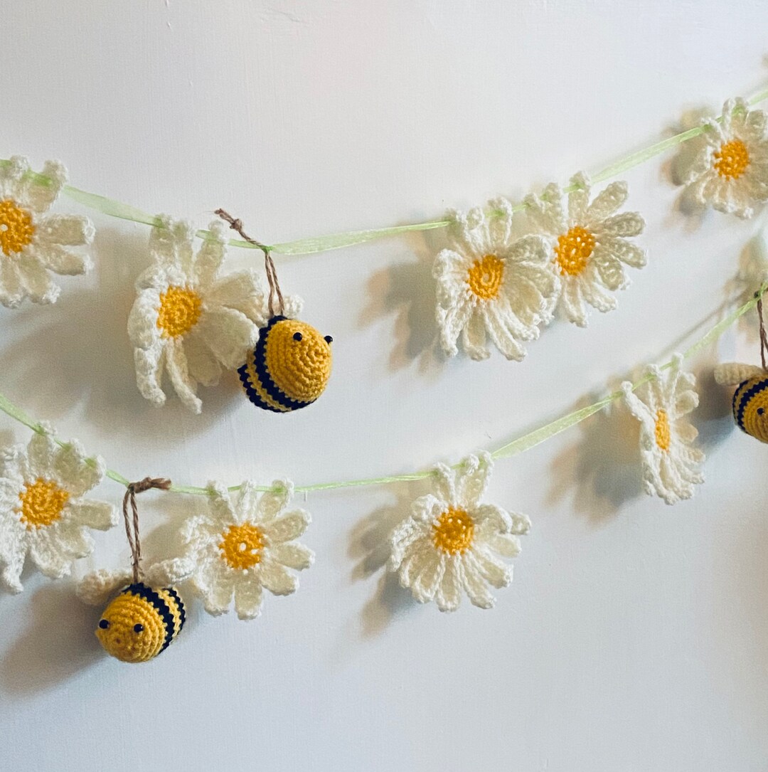 Daisy and Bumble Bee Bunting / Garland - Etsy
