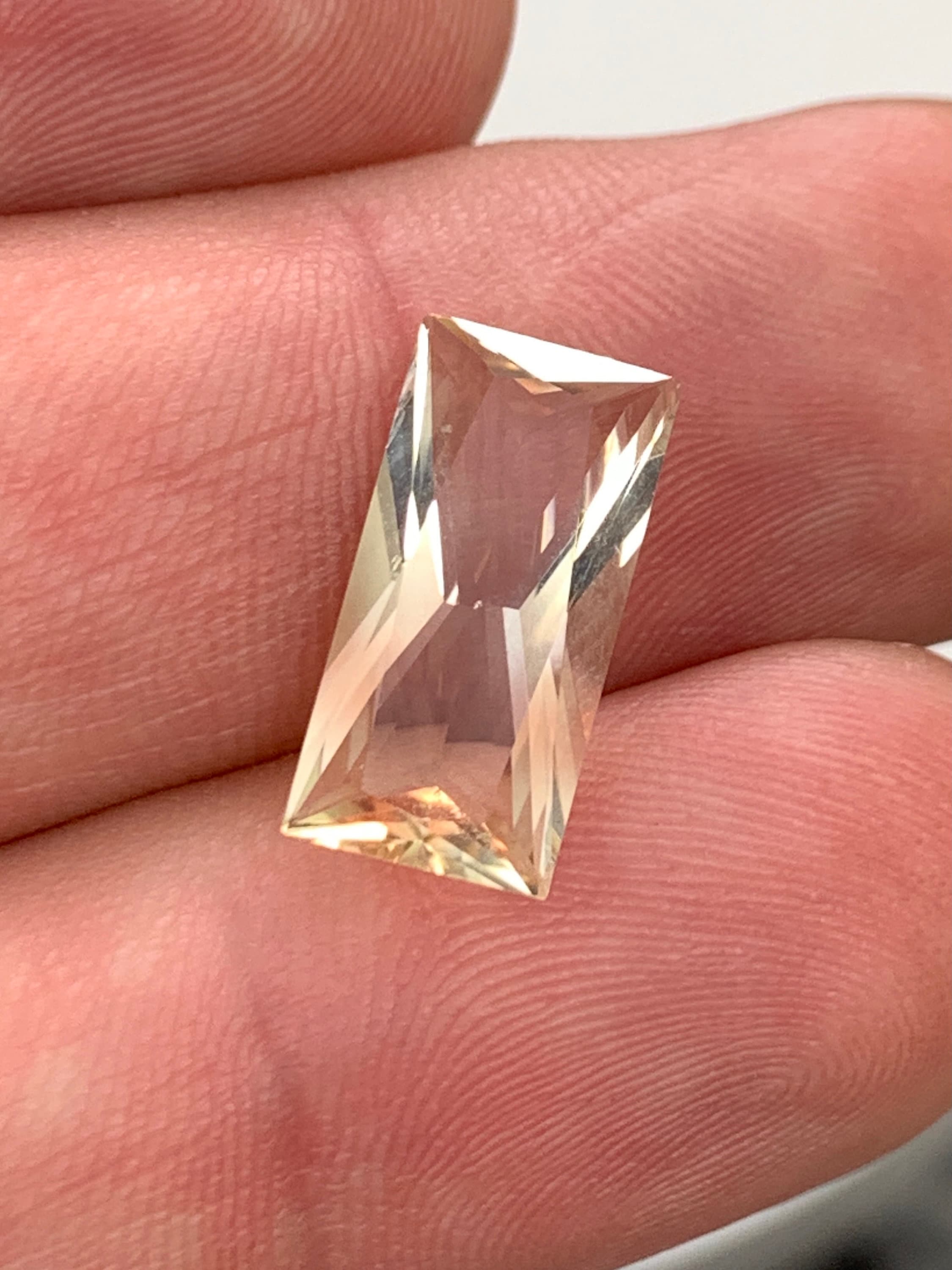 Scissor cut Oregon Sunstone. 4.3ct bi color Gemstone.
