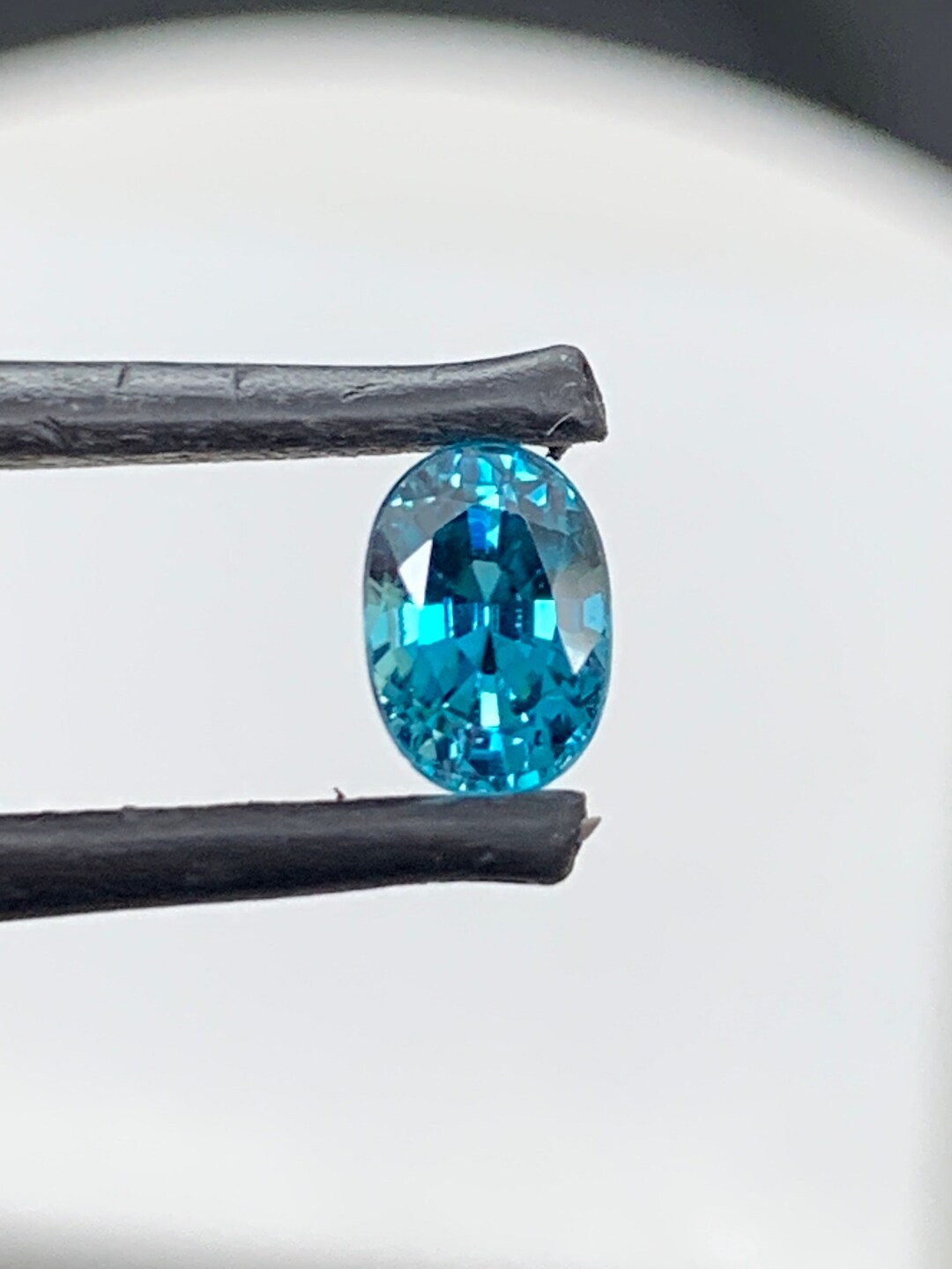 Increíble color Azul Zircón. Óvalo de 1,24ct. Piedra preciosa natural y ...