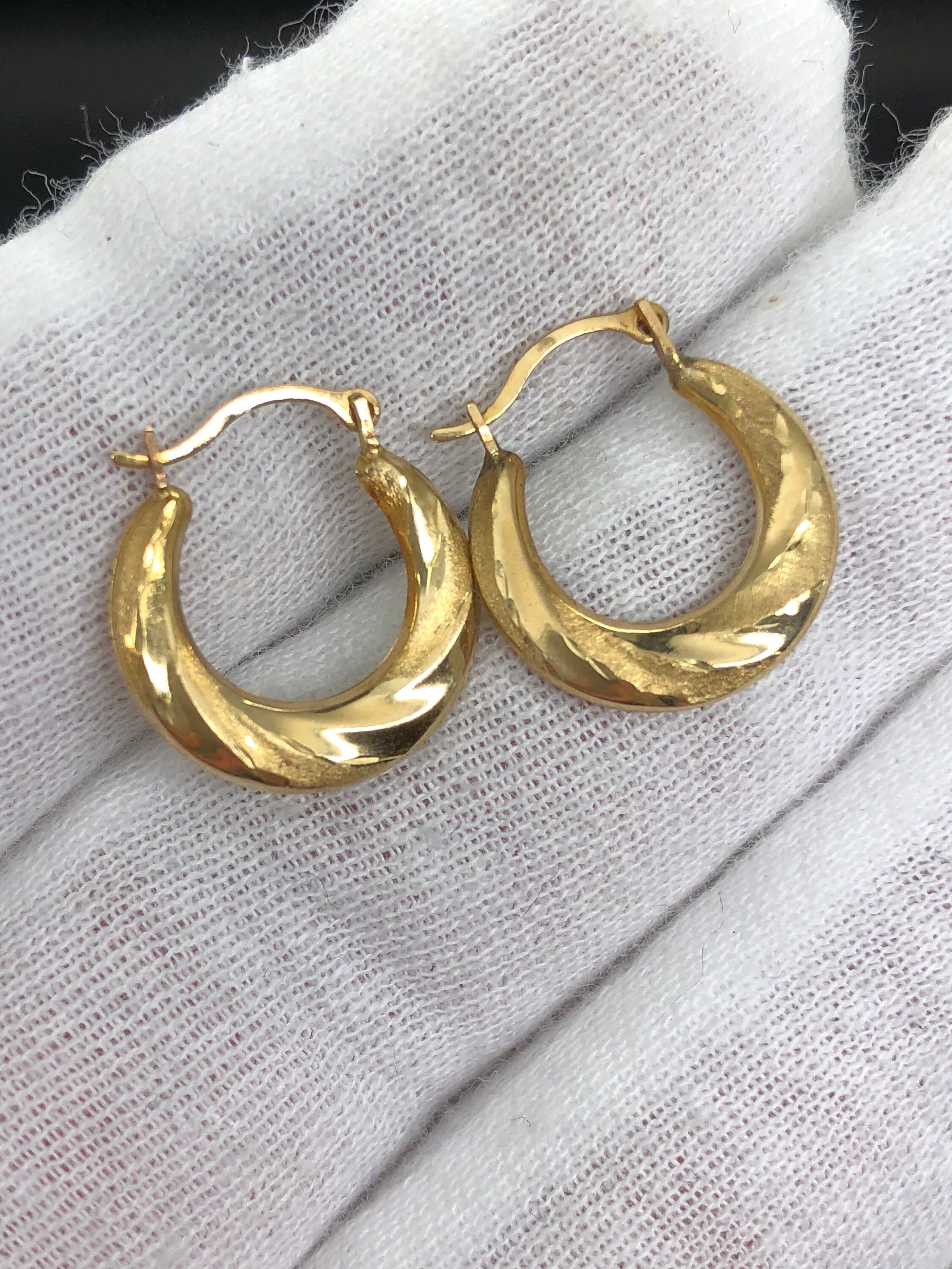 14k textured designer .5 inch hoop. Great condition, classy.