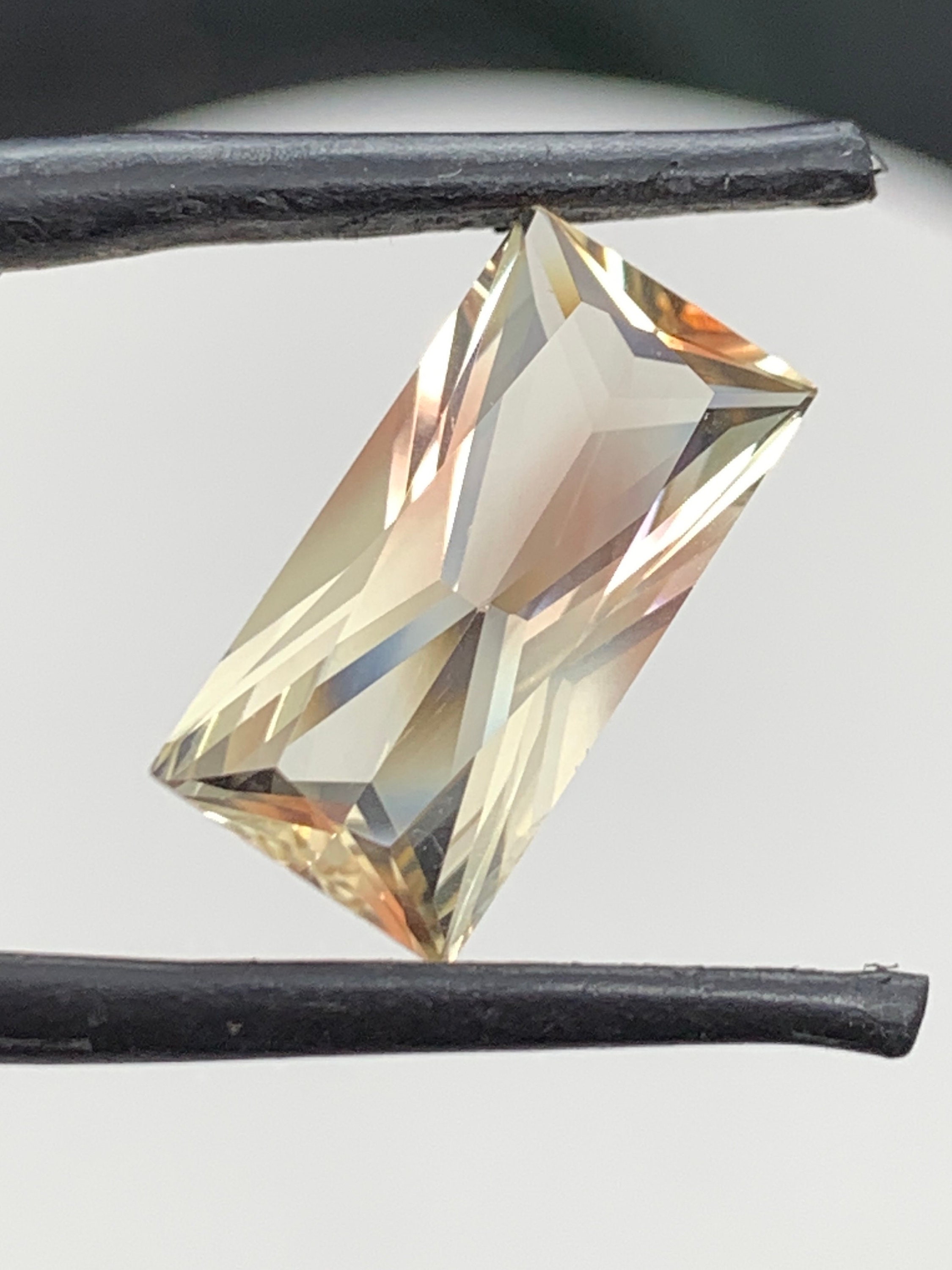 Scissor cut Oregon Sunstone. 4.3ct bi color Gemstone.