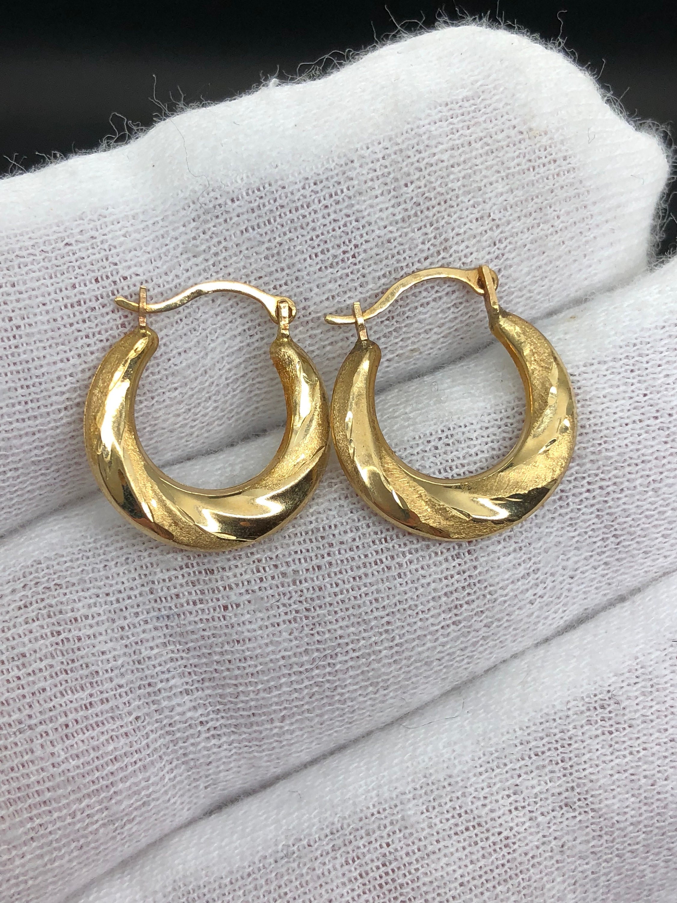 14k textured designer .5 inch hoop. Great condition, classy.