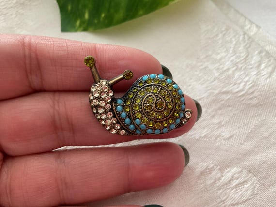 Small Rhinestone Beaded Snail metal pin 1980's. - Gem