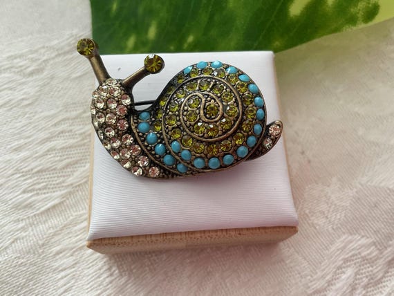 Small Rhinestone Beaded Snail metal pin 1980's. - Gem