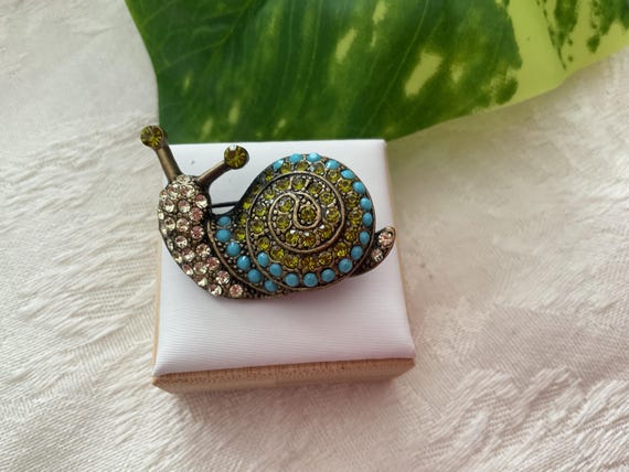 Small Rhinestone Beaded Snail metal pin 1980's. - Gem