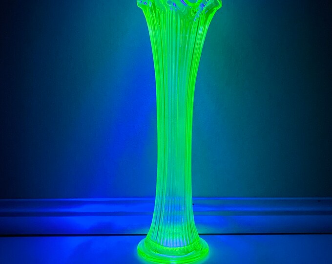Antique 1920s Green Uranium Glass Stretch Vase Ribbed Ruffled Edge 10 ...