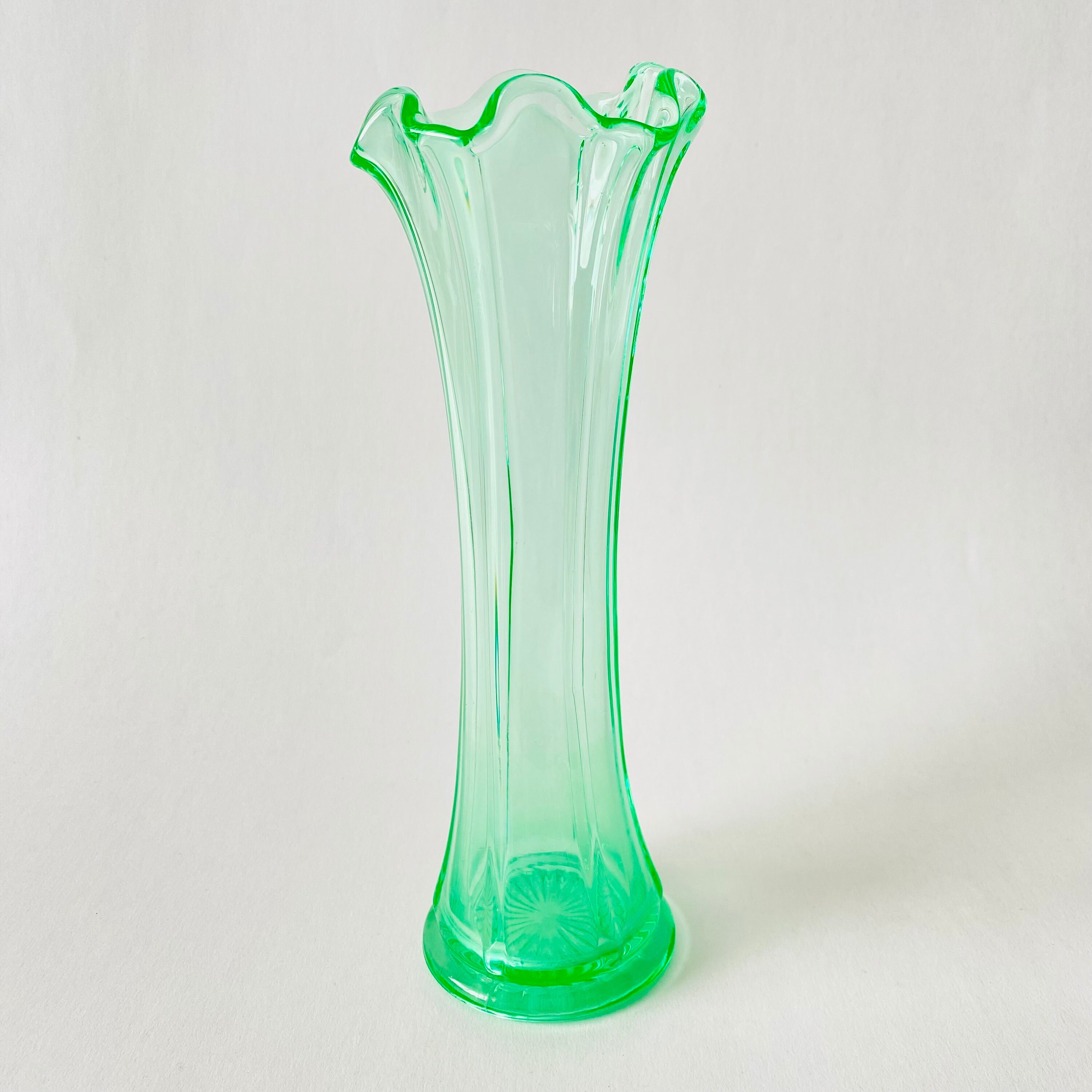 Vintage 1930s Green Uranium Glass Stretch Vase Flared Ruffled Edge ...