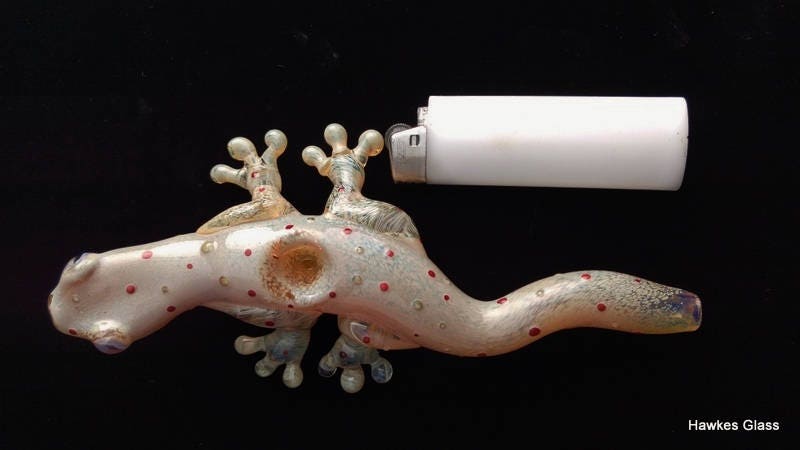 Glass Gecko Pipe (UV Glow)