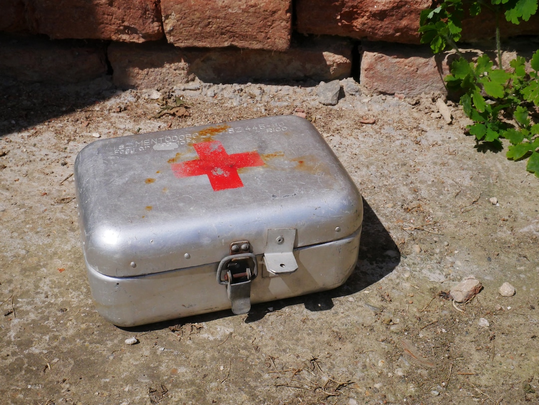 Hungarian Well Used Vintage Medical First Aid FIRST AID BOX Aluminum ...