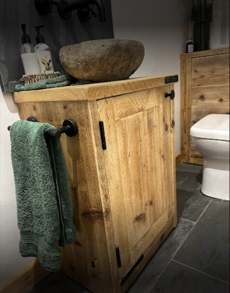SETTLE - ALNWICK | Toilet and basin set | Bathroom cabinet | Rustic ...