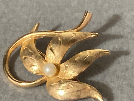 Signed Sphinx leaf brooch with central genuine sea Pe… - Gem